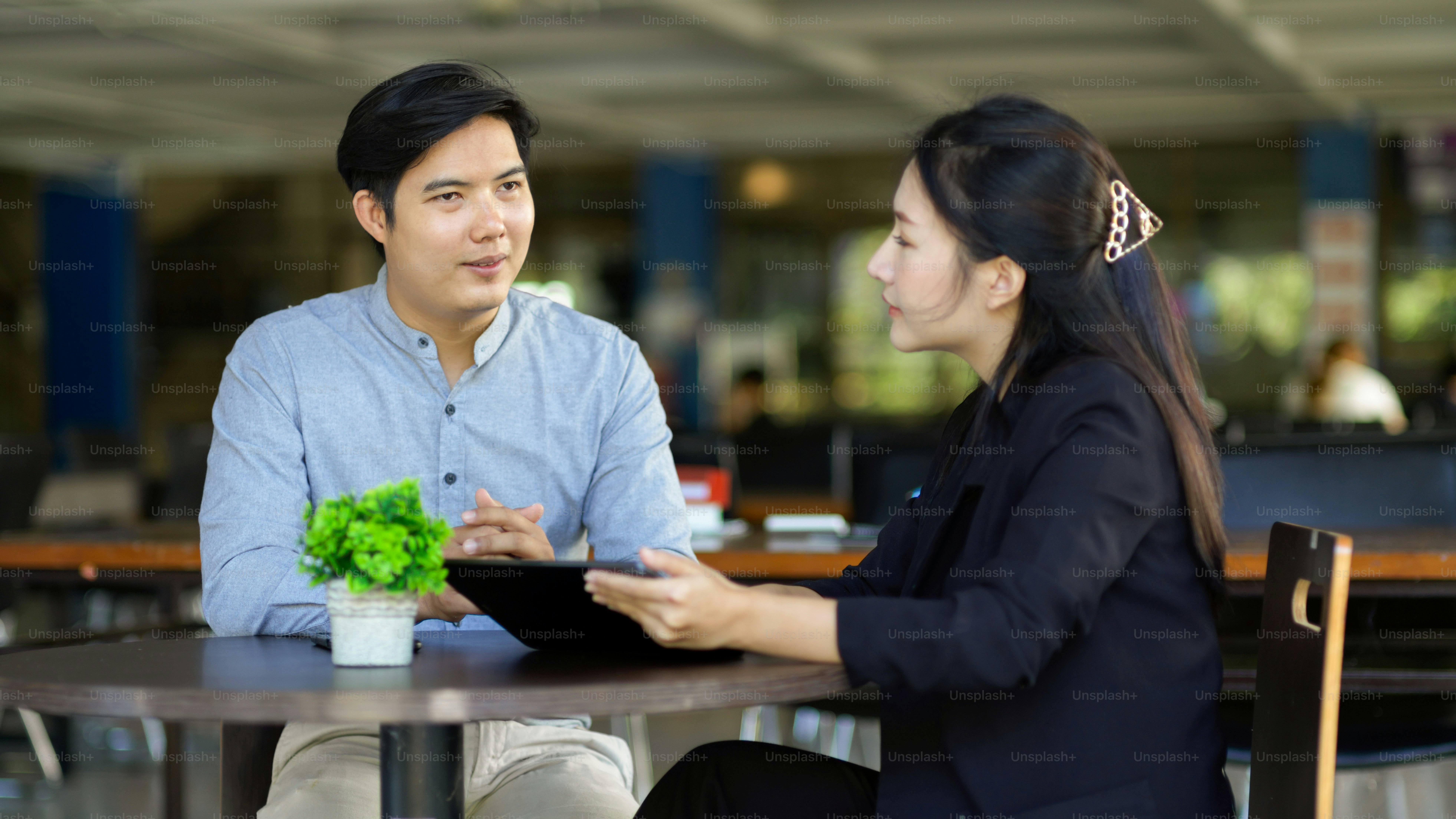 Foto Empresaria teniendo una reunión informal con un cliente de ...
