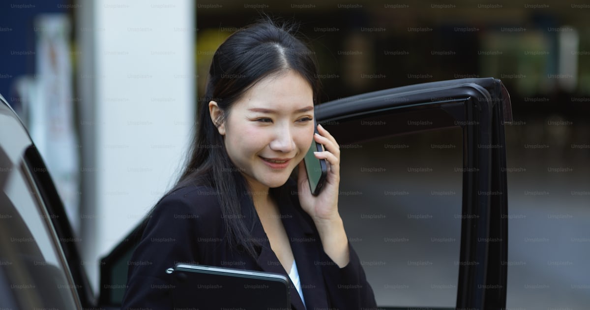자신감 넘치는 임원 여성 관리자가 차에서 내리면서 전화 통화를 합니다 사업가 개념입니다 사진 Unsplash의 태국 이미지