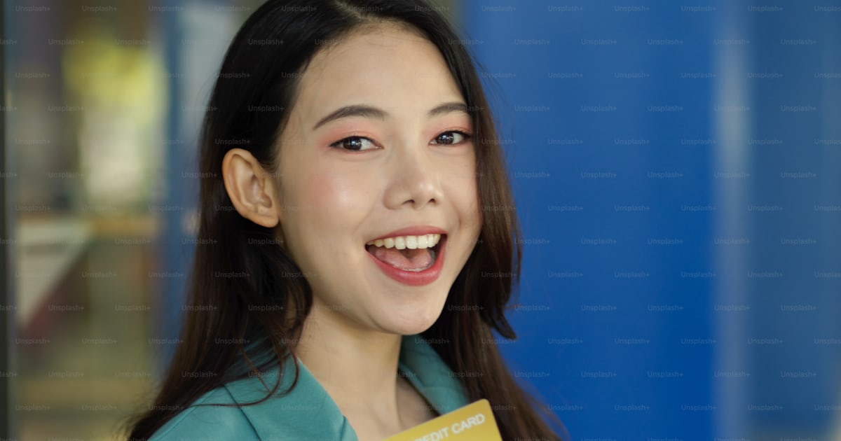 녹색 정장을 입은 아름다운 우아한 여성들이 명함 신용 카드 스마트폰을 들고 있다 인터넷 뱅킹 온라인 쇼핑 개념 사진