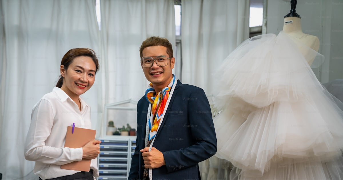 웃고 있는 아시아 Lgbtq 남자 신부 가게 주인이 웨딩 스튜디오의 사무실에서 여성 조수와 함께 일하는 초상화 중소 기업