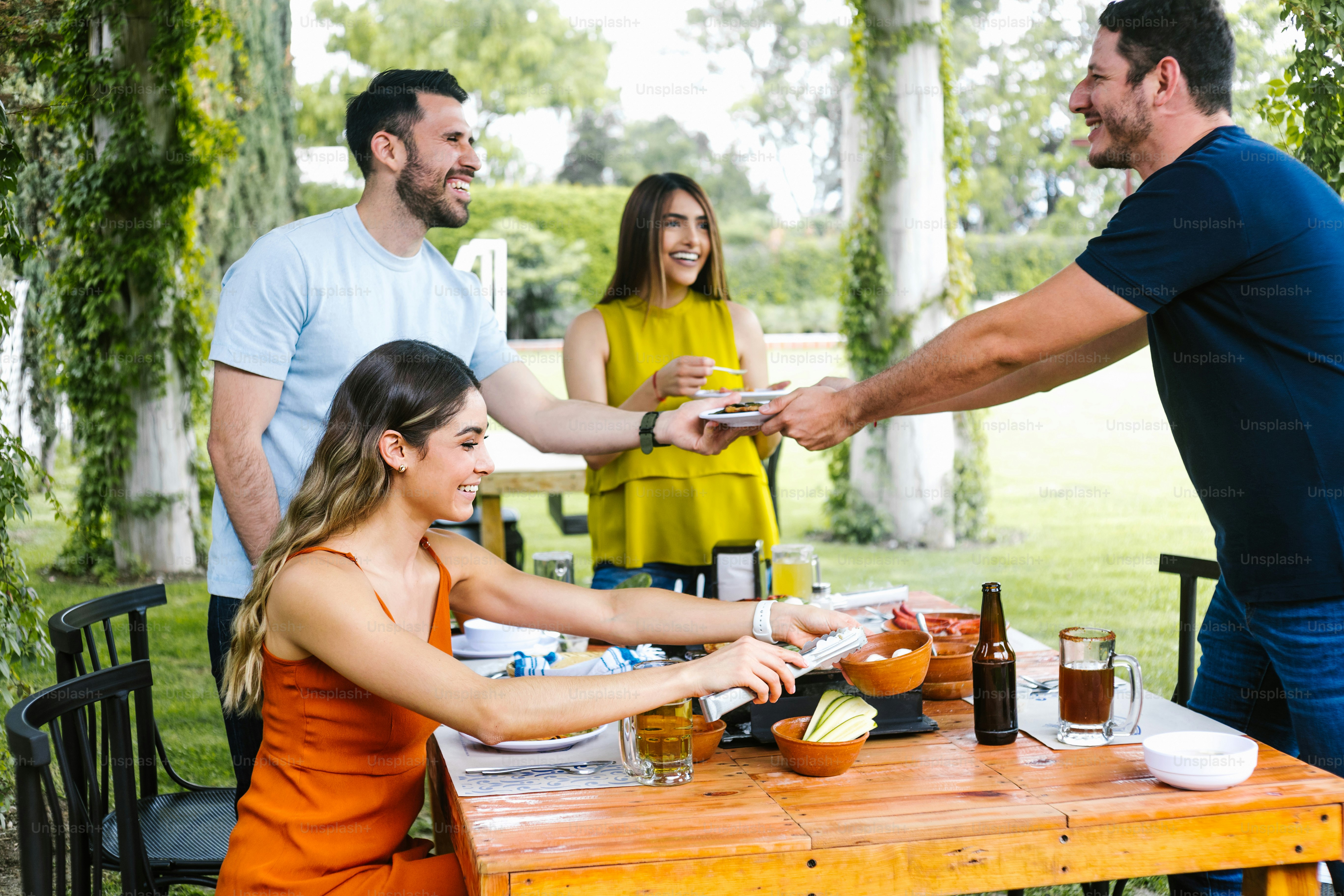 Foto Grupo de amigos latinos comiendo comida mexicana en la terraza del ...