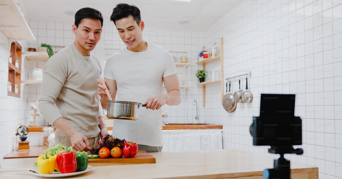 아시아 게이 커플 블로거 블로거와 온라인 인플루언서는 집에서 부엌에서 건강 식품에 대한 비디오 콘텐츠를 녹화합니다 사진