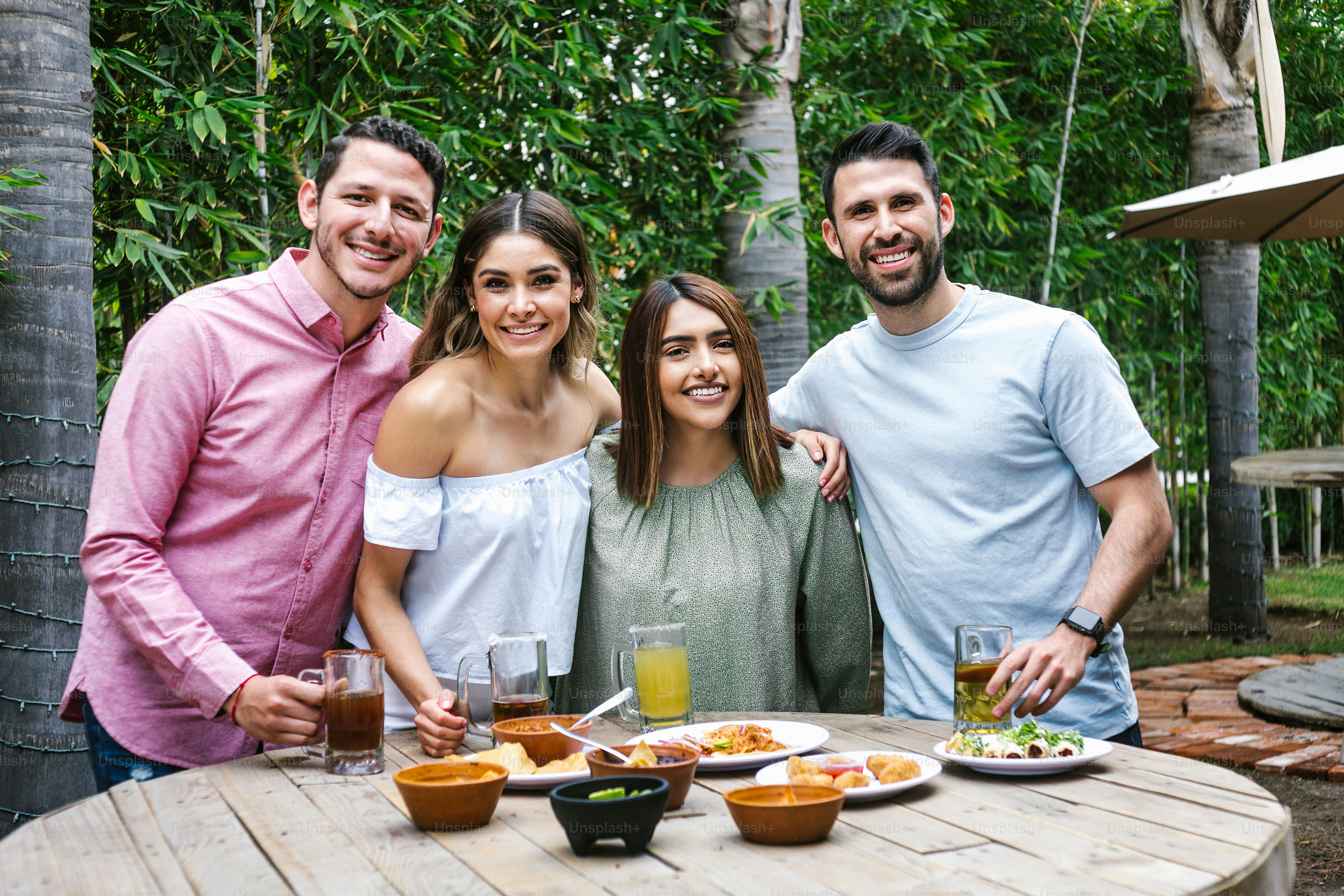 Foto Grupo de Jóvenes Amigos Latinos Reunión Para Cerveza, Michelada ...