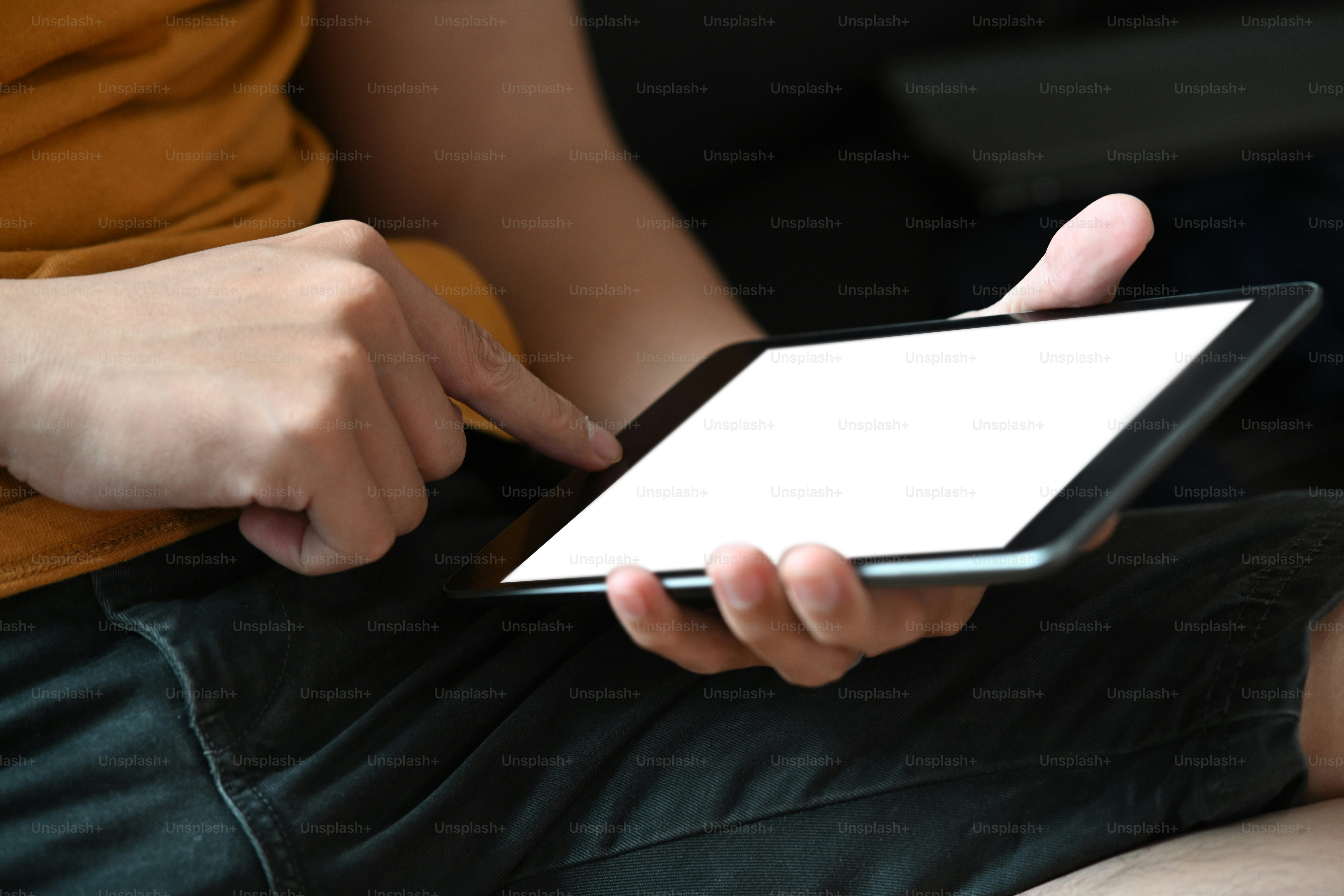 Foto zum Thema Nahaufnahme junger mann mit digitalem tablet auf dem ...