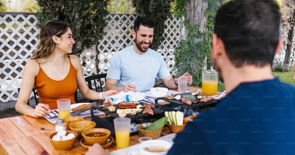 Latins Mangeant De La Nourriture Mexicaine Des Tacos Grillés De La