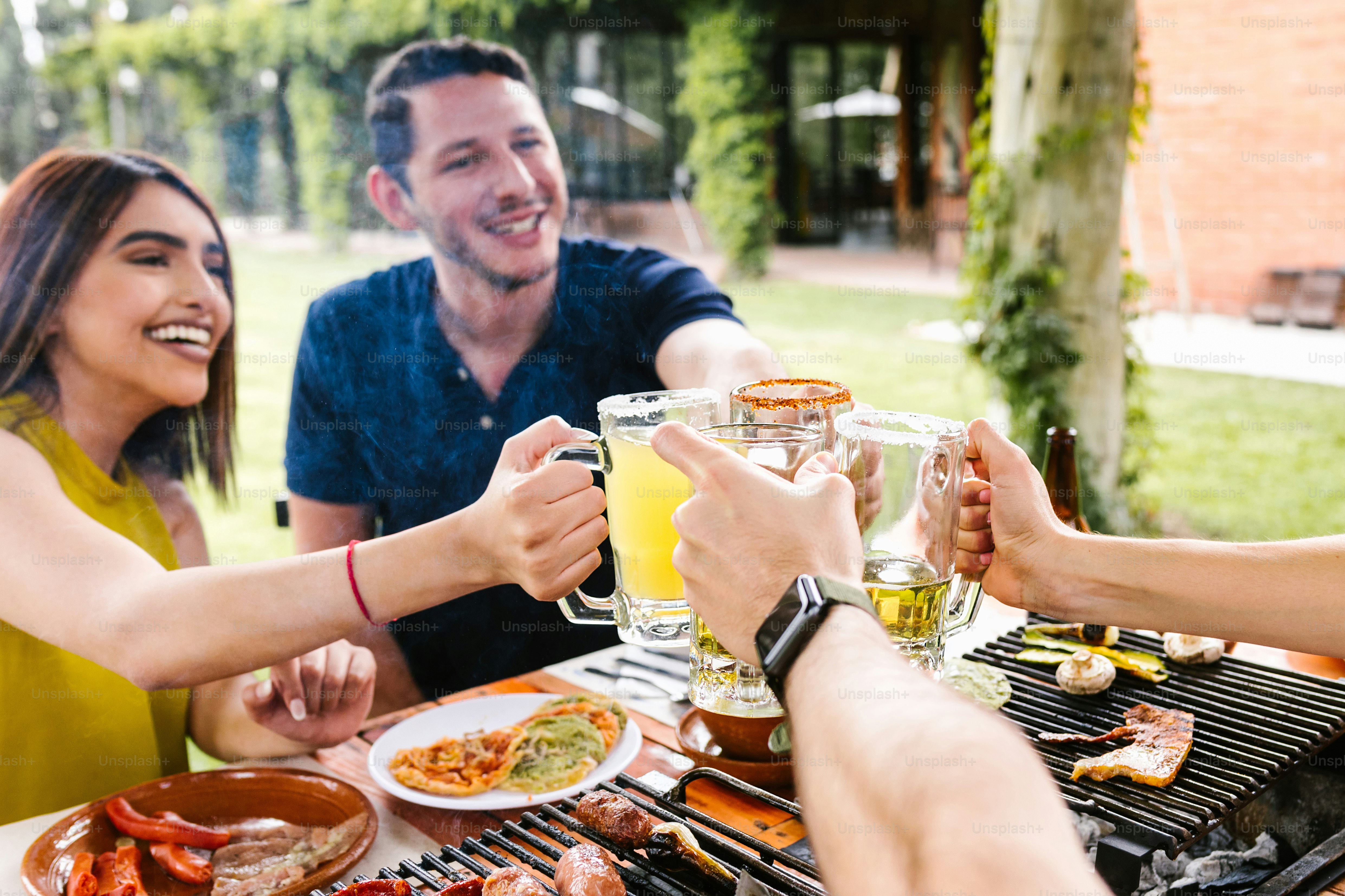 Grupo de Jóvenes Amigos Latinos Reunión Para Cerveza, Michelada Bebidas ...