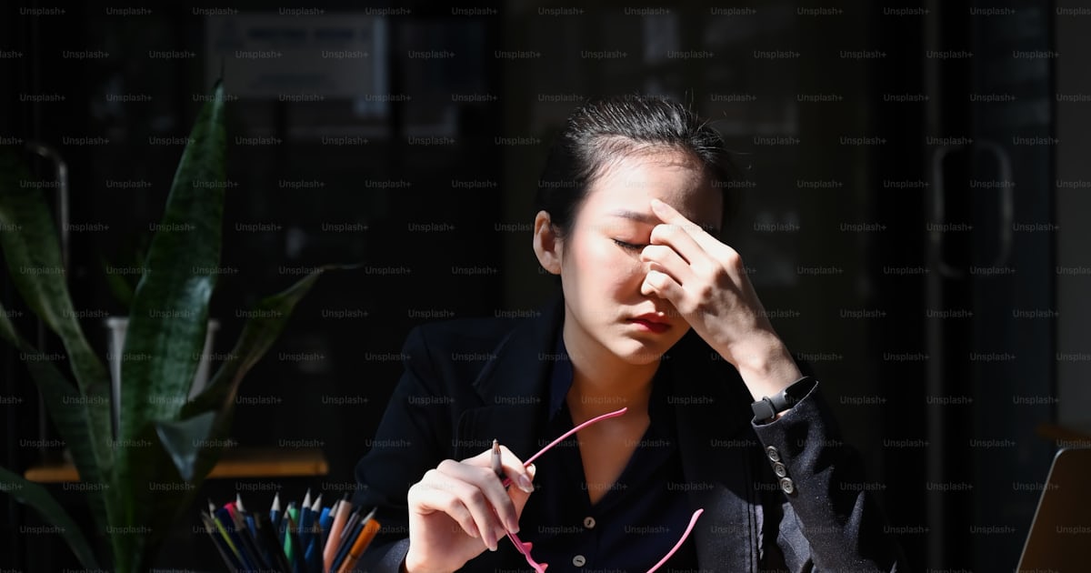 피곤한 사업가는 안경을 벗고 코 다리를 마사지합니다 사진 Unsplash의 피곤한 이미지