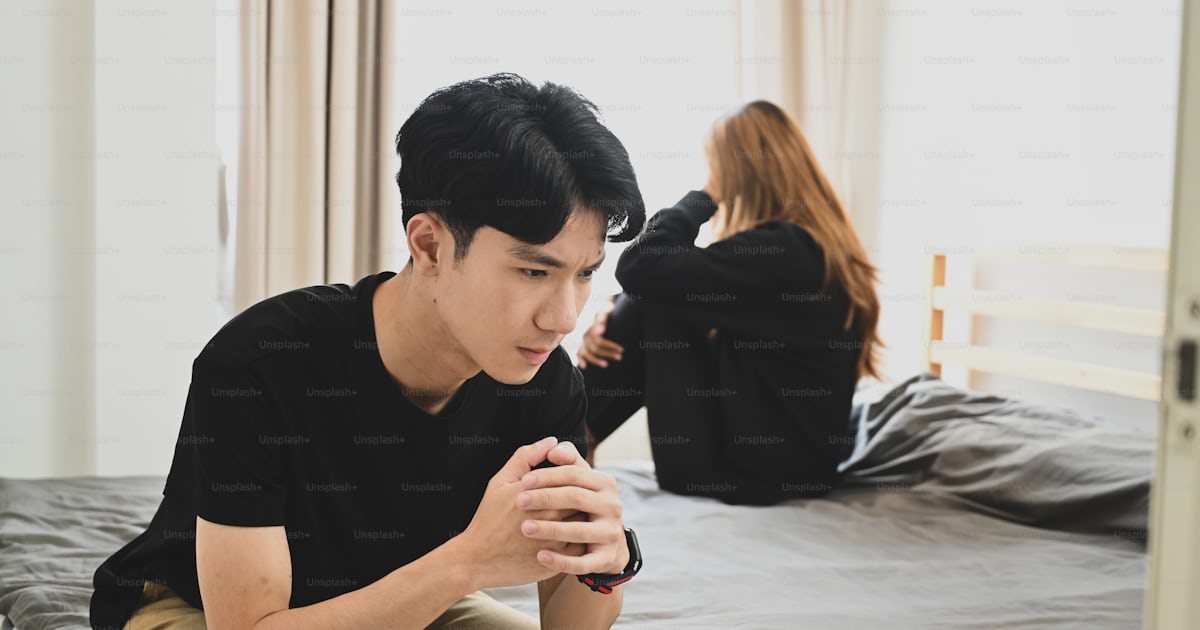 관계 문제가 있는 불행한 젊은 부부 가족 문제 개념입니다 사진 Unsplash의 성인 전용 이미지