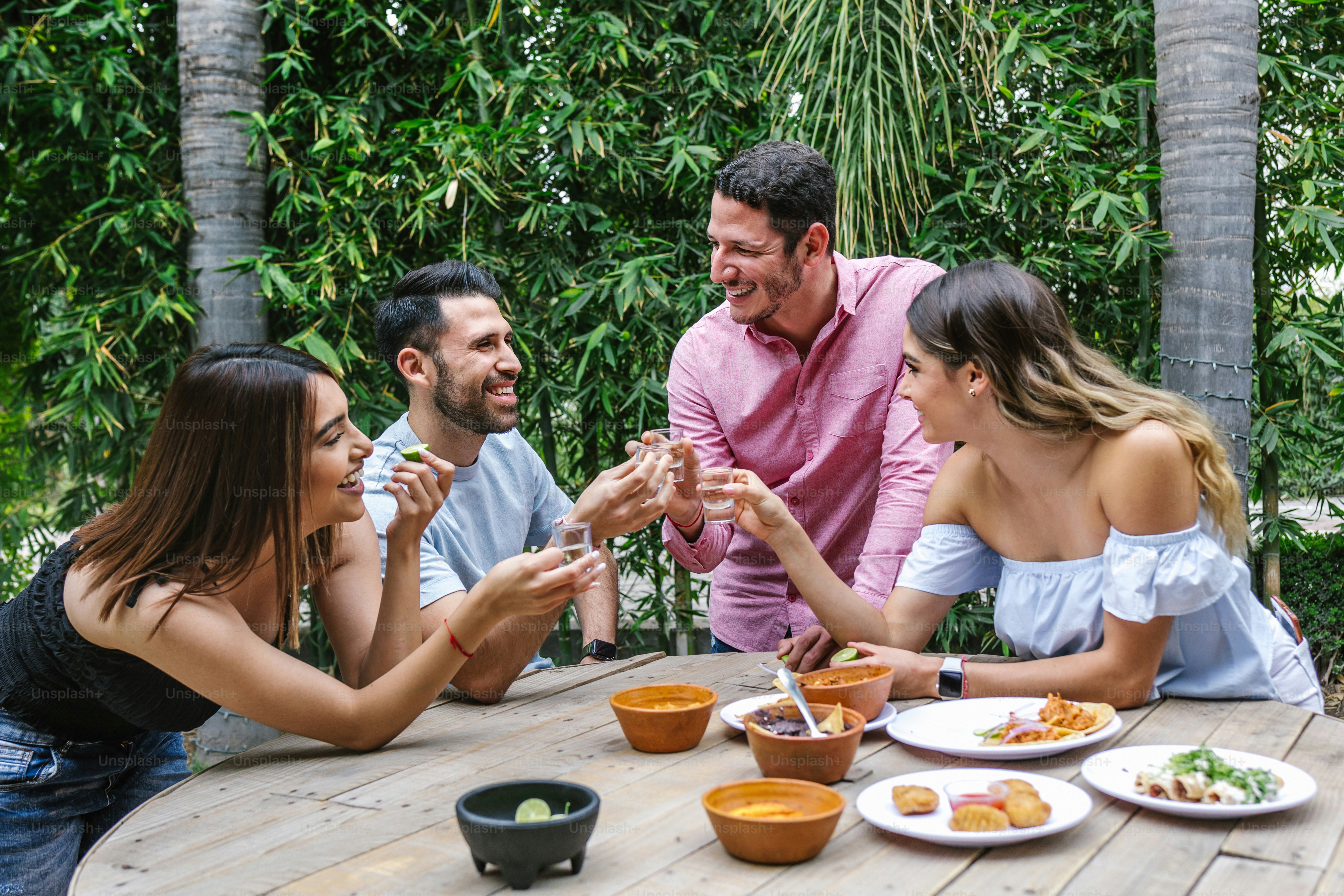 Grupo de Jóvenes Amigos Latinos Reunión Para Cerveza, Michelada Bebidas ...
