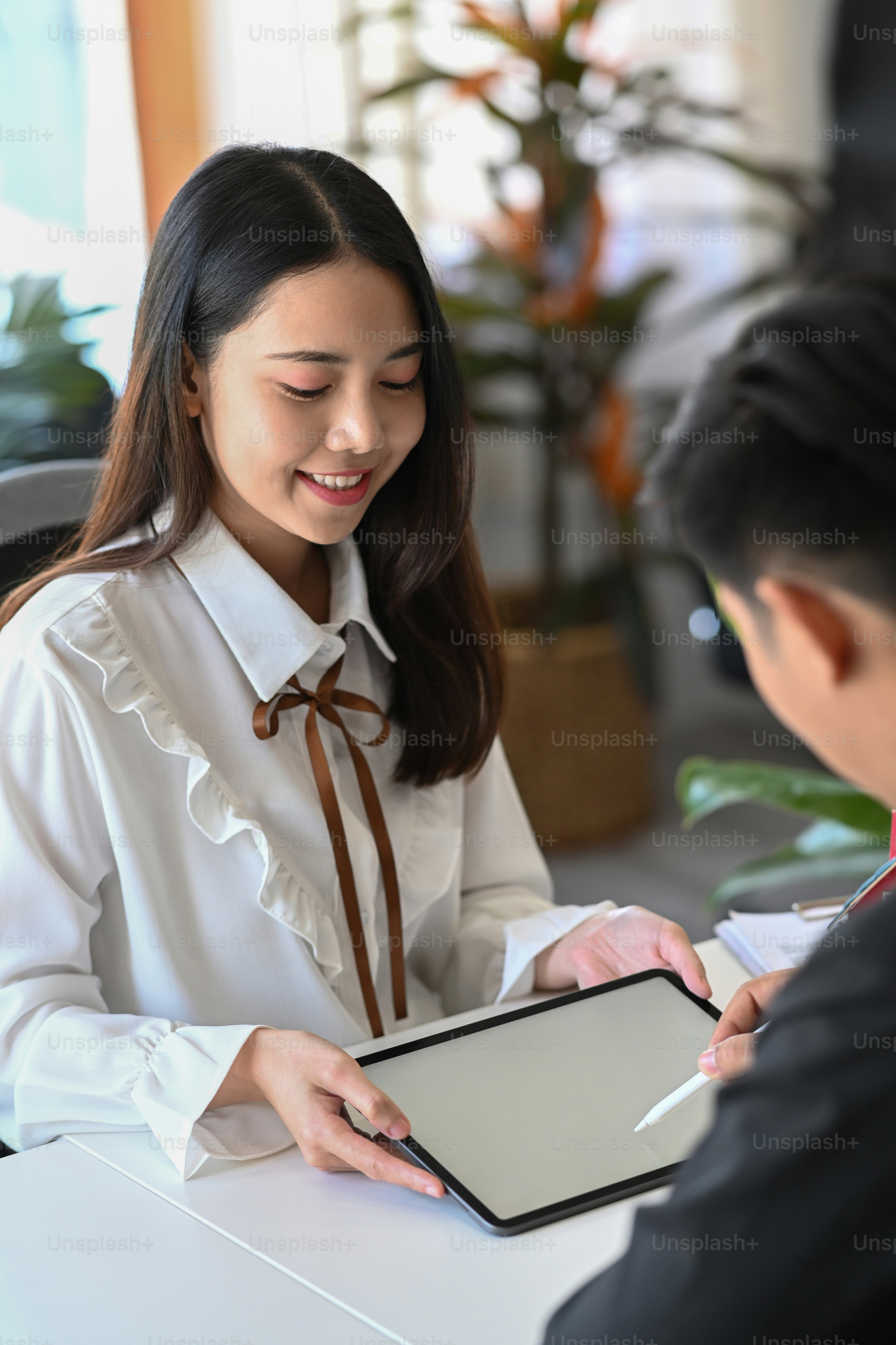 Asesora financiera sonriente explicando el plan de inversión a su cliente. foto – Imagen de ...