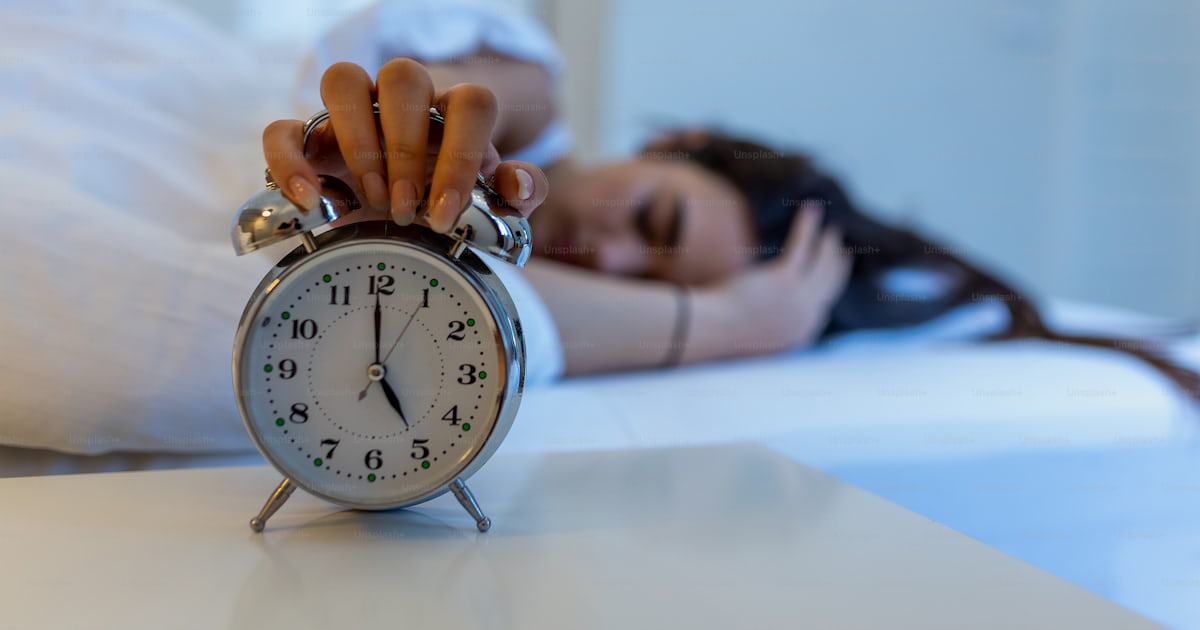 Foto zum Thema Frau liegt im Bett und schaltet morgens um 5 Uhr morgens ... Foto zum Thema Frau liegt im Bett und schaltet morgens um 5 Uhr morgens ...