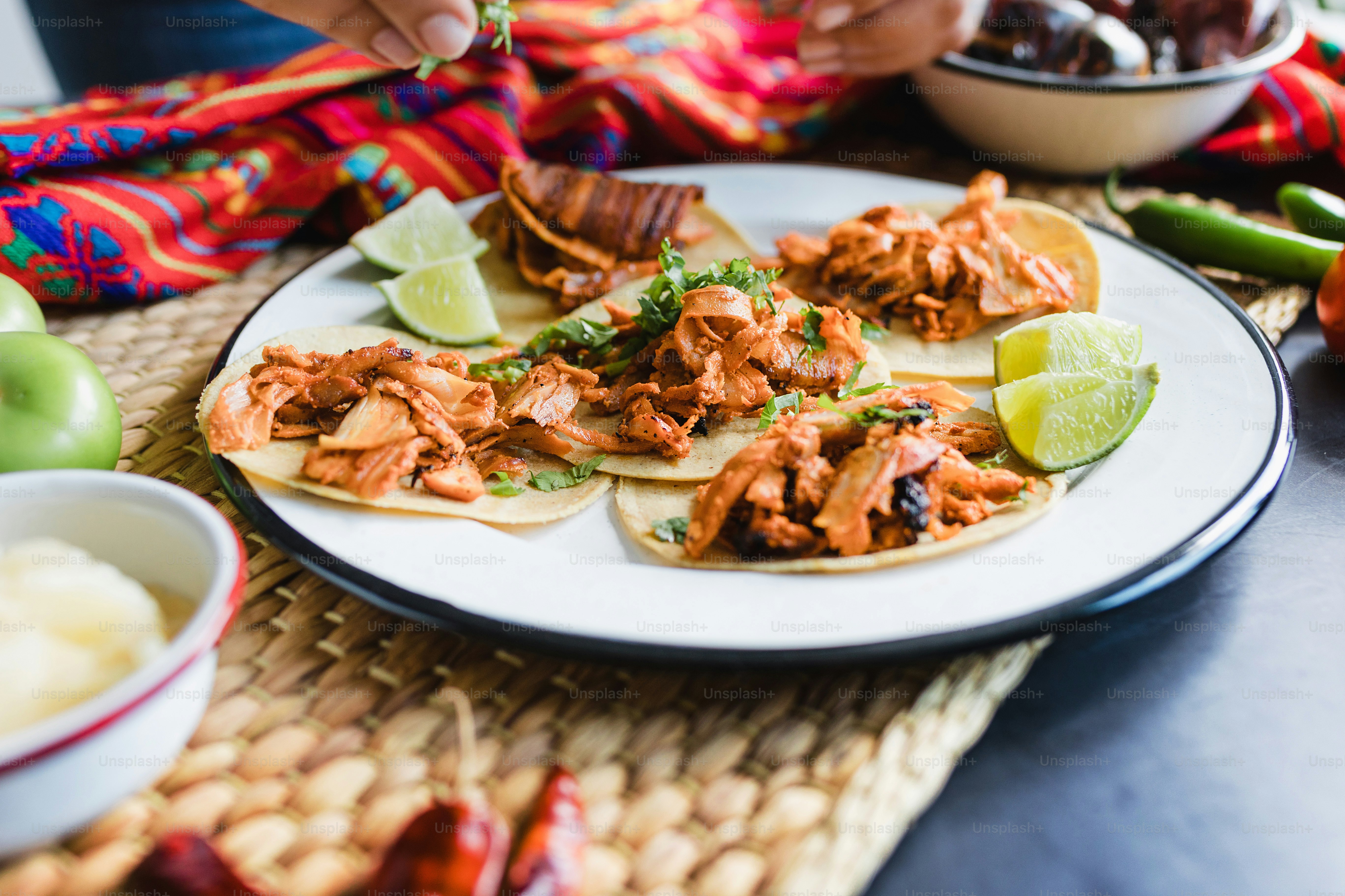 Tacos mexicanos al pastor con salsa roja en la Ciudad de México en ...