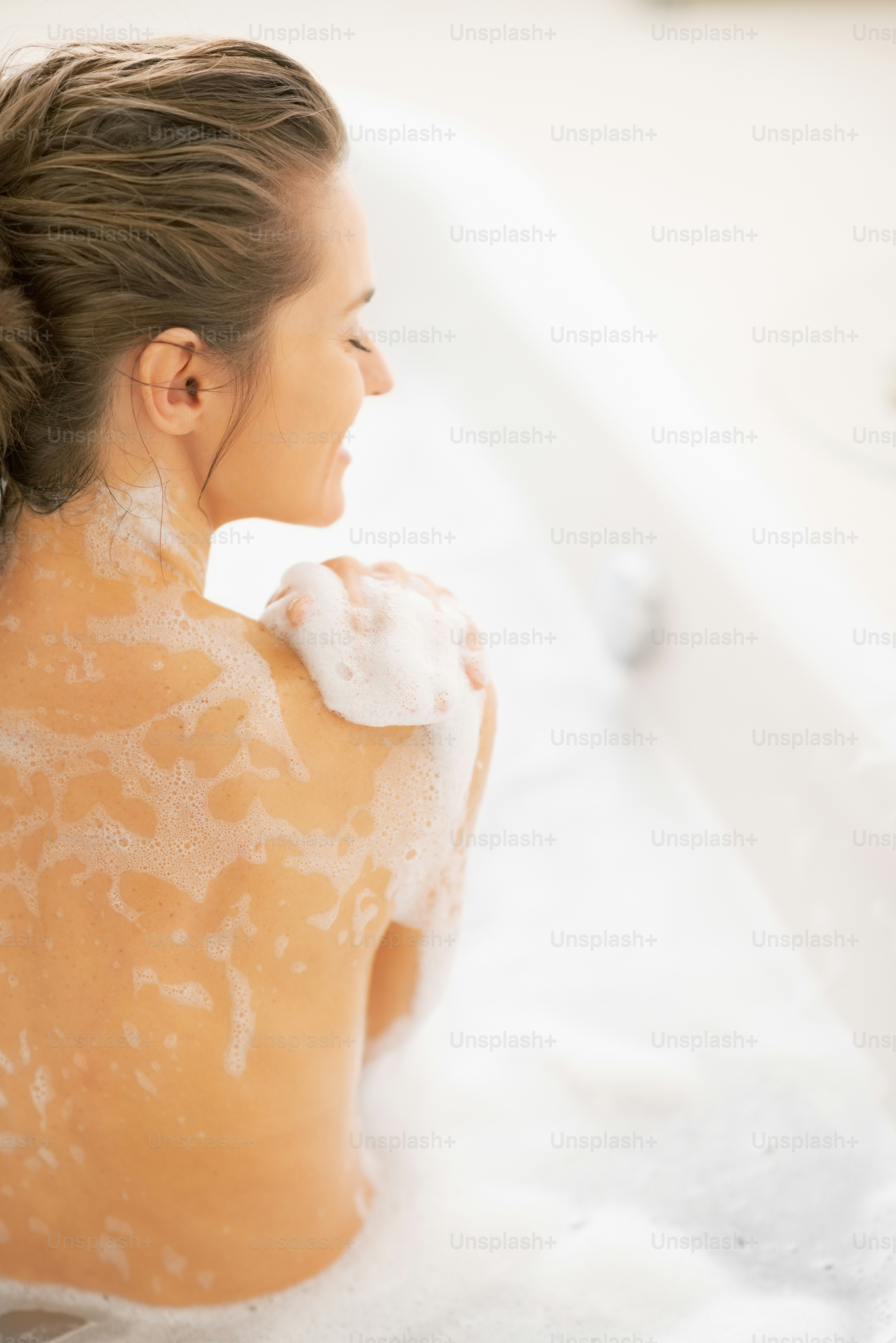 Young woman washing in bathtub. rear view photo – Spa Image on Unsplash