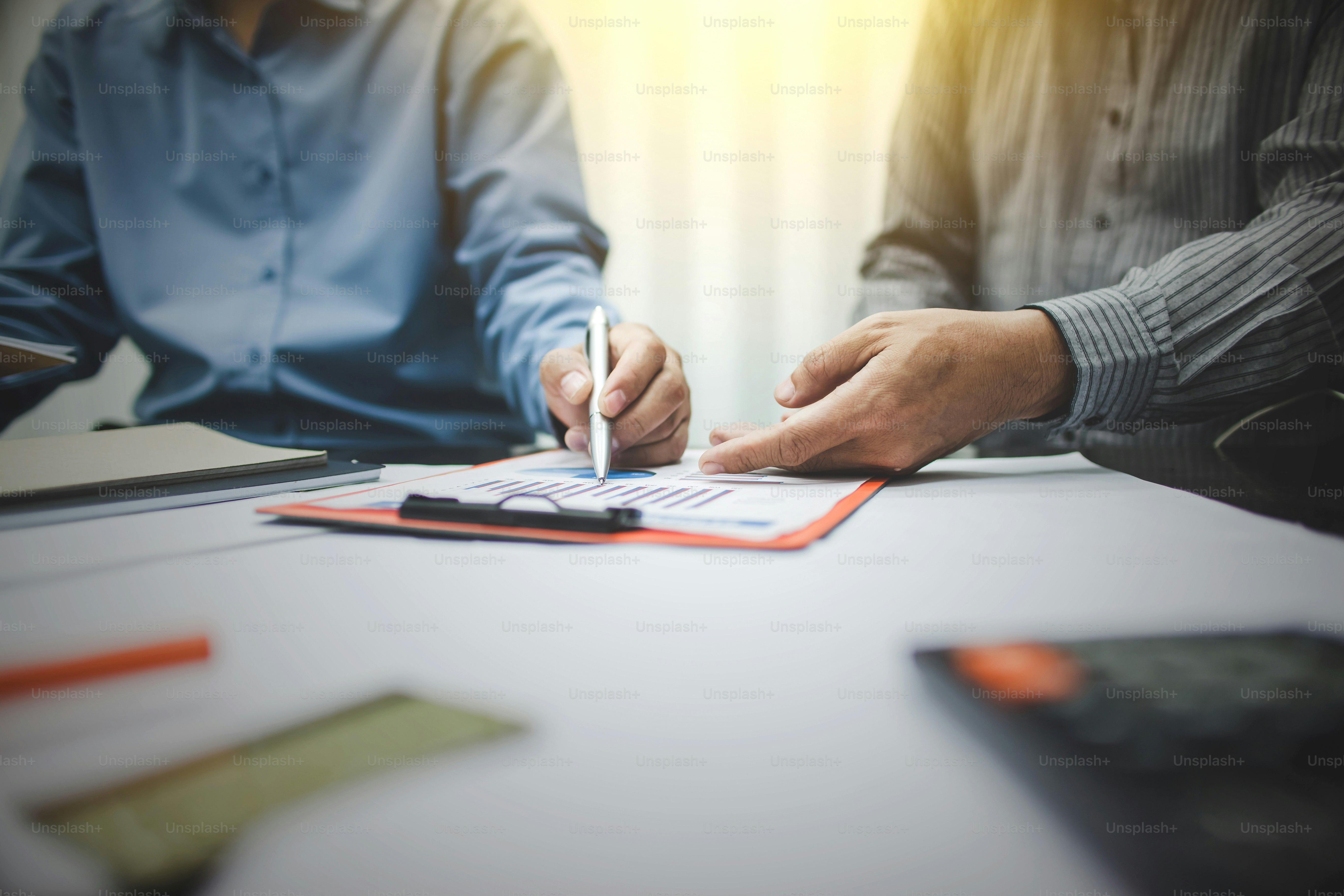 Foto zum Thema Treffen von Geschäftsleuten. Arbeiten mit einem neuen ...