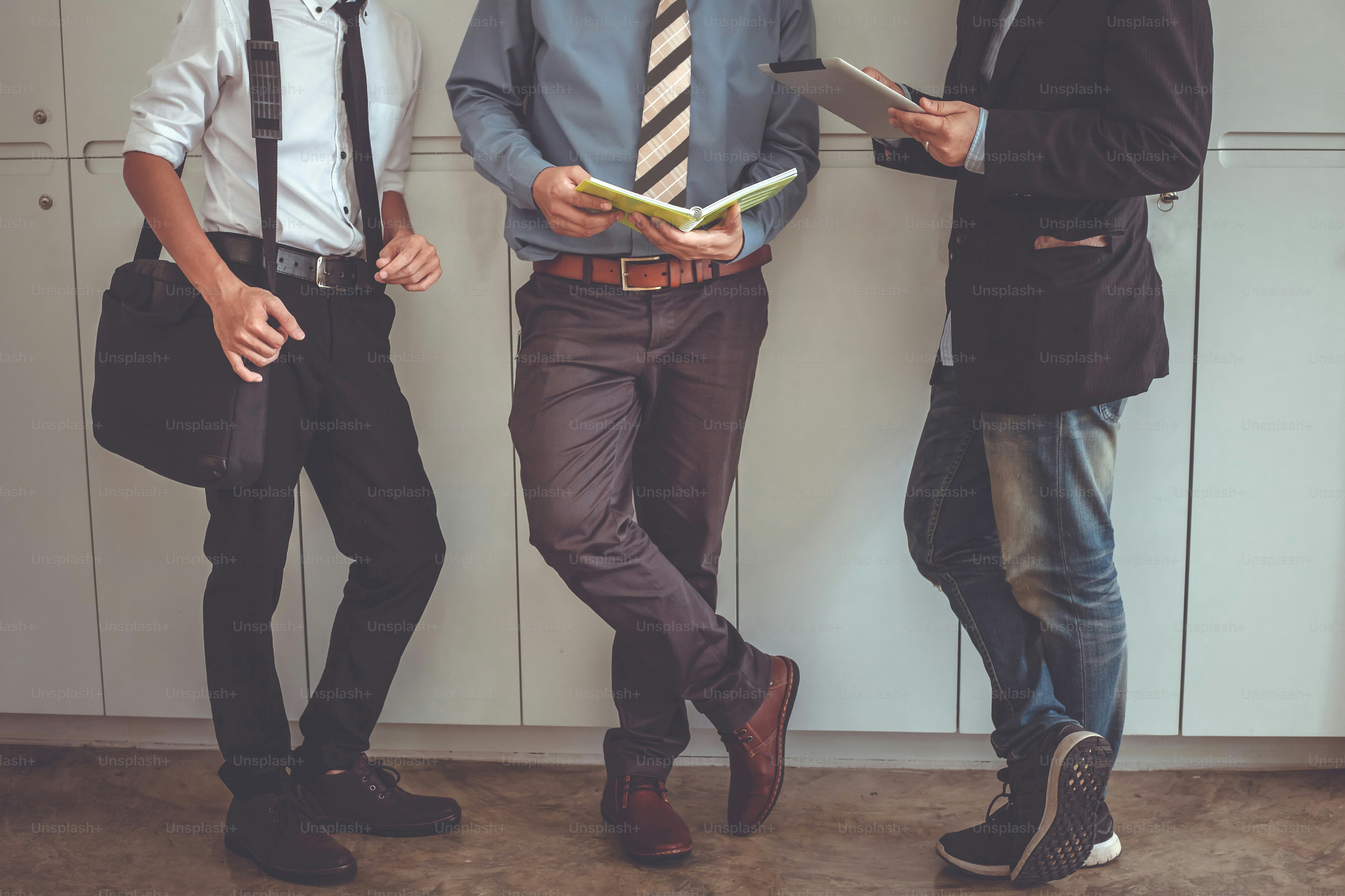 Foto zum Thema Geschäftsmann steht und redet. Geschäftsleute, die ein ...