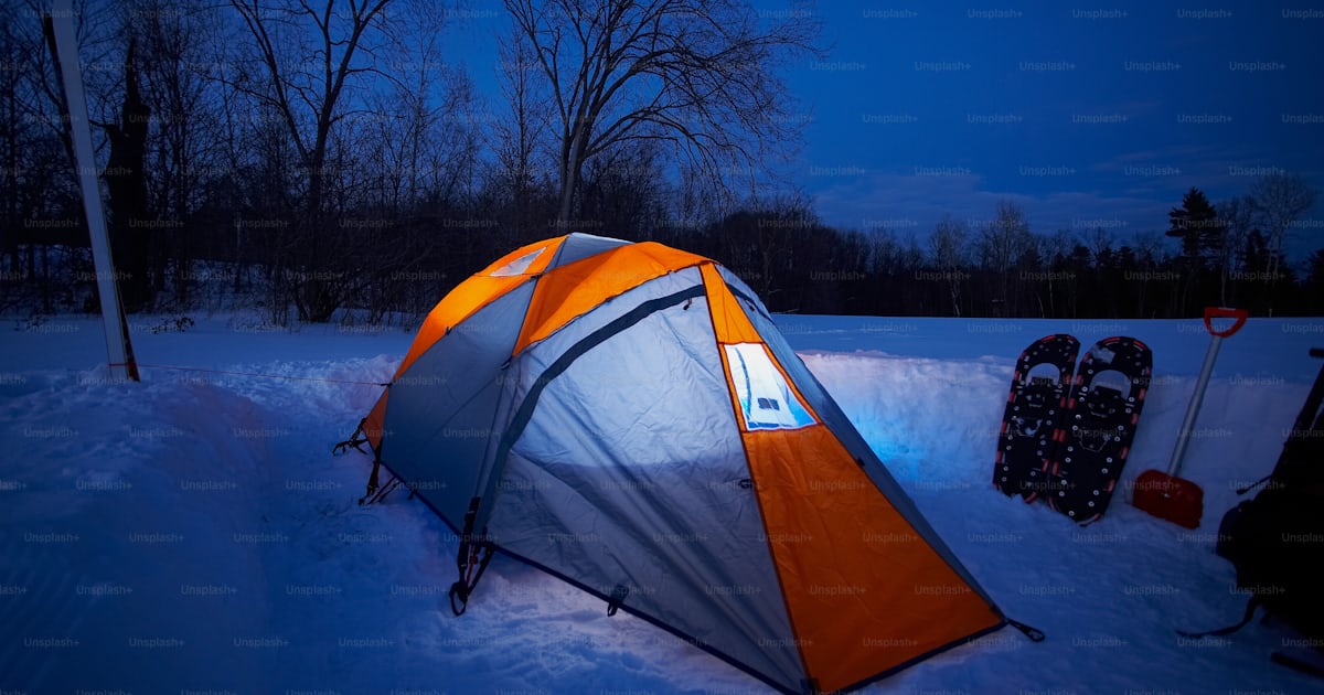 Une Tente Dressée Dans La Neige La Nuit Photo Image De Camping Sur