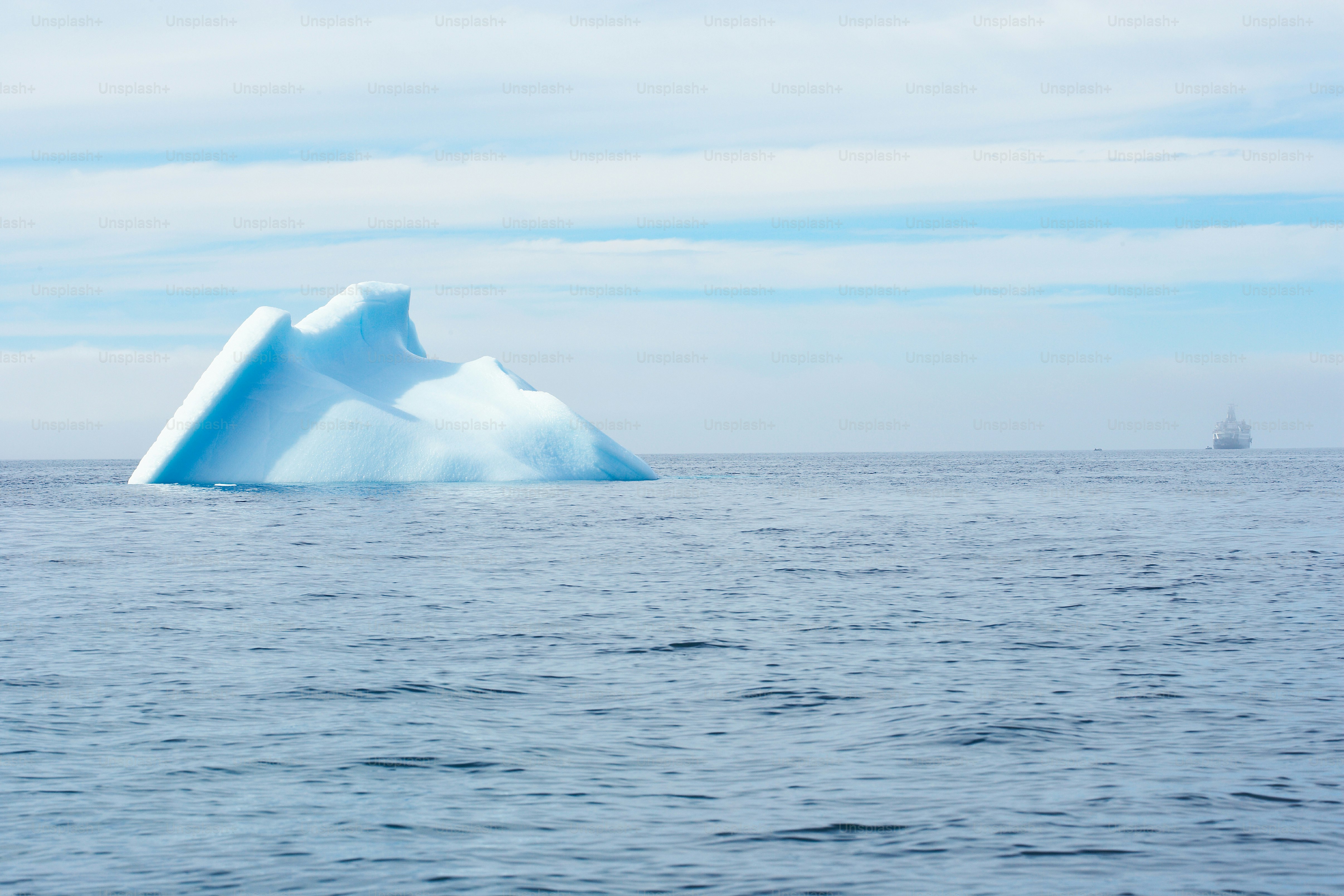 Foto Un iceberg flotando en medio del océano – Naturaleza Imagen en ...