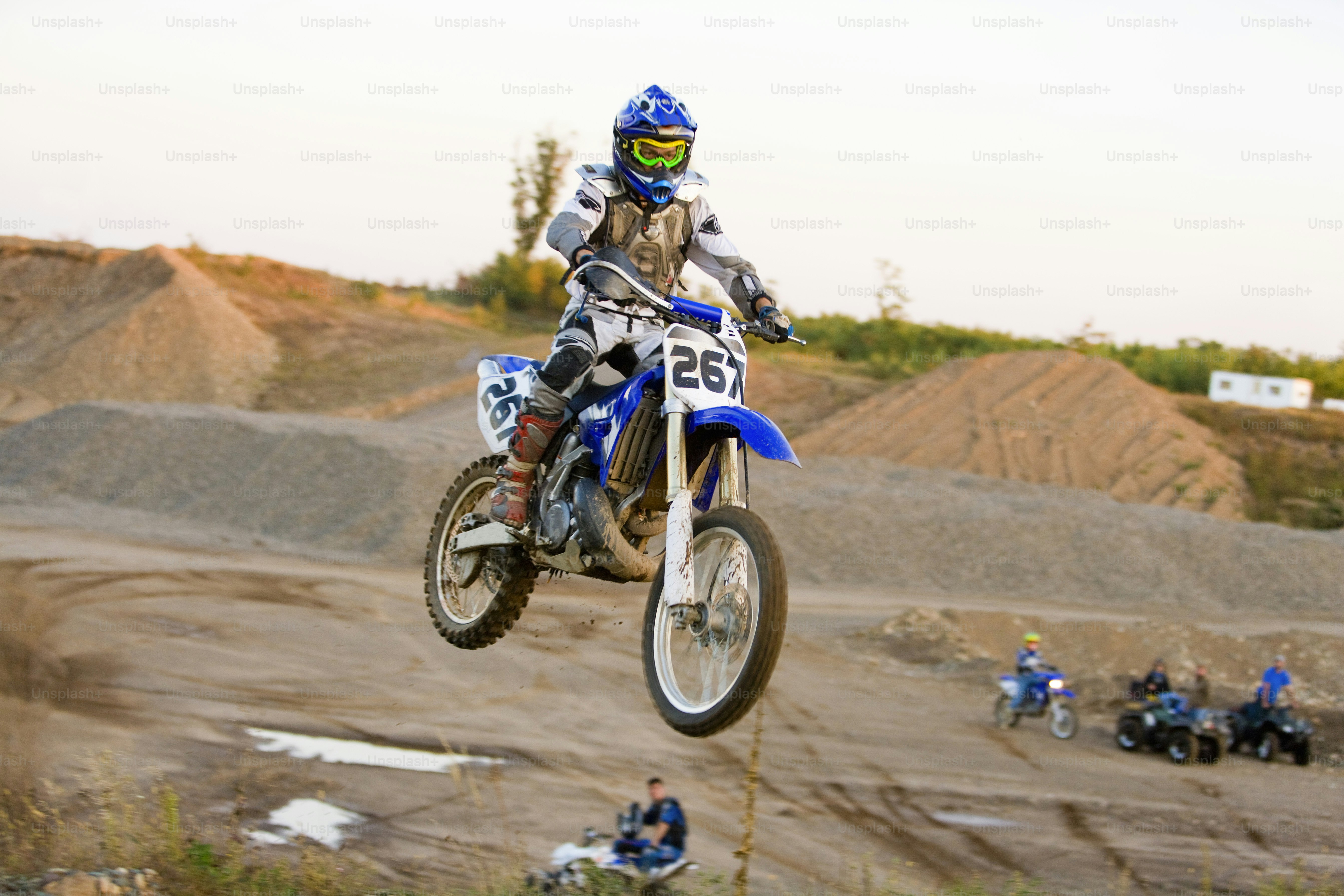 Foto zum Thema Eine Person auf einem Dirtbike in der Luft – Bild zu ...