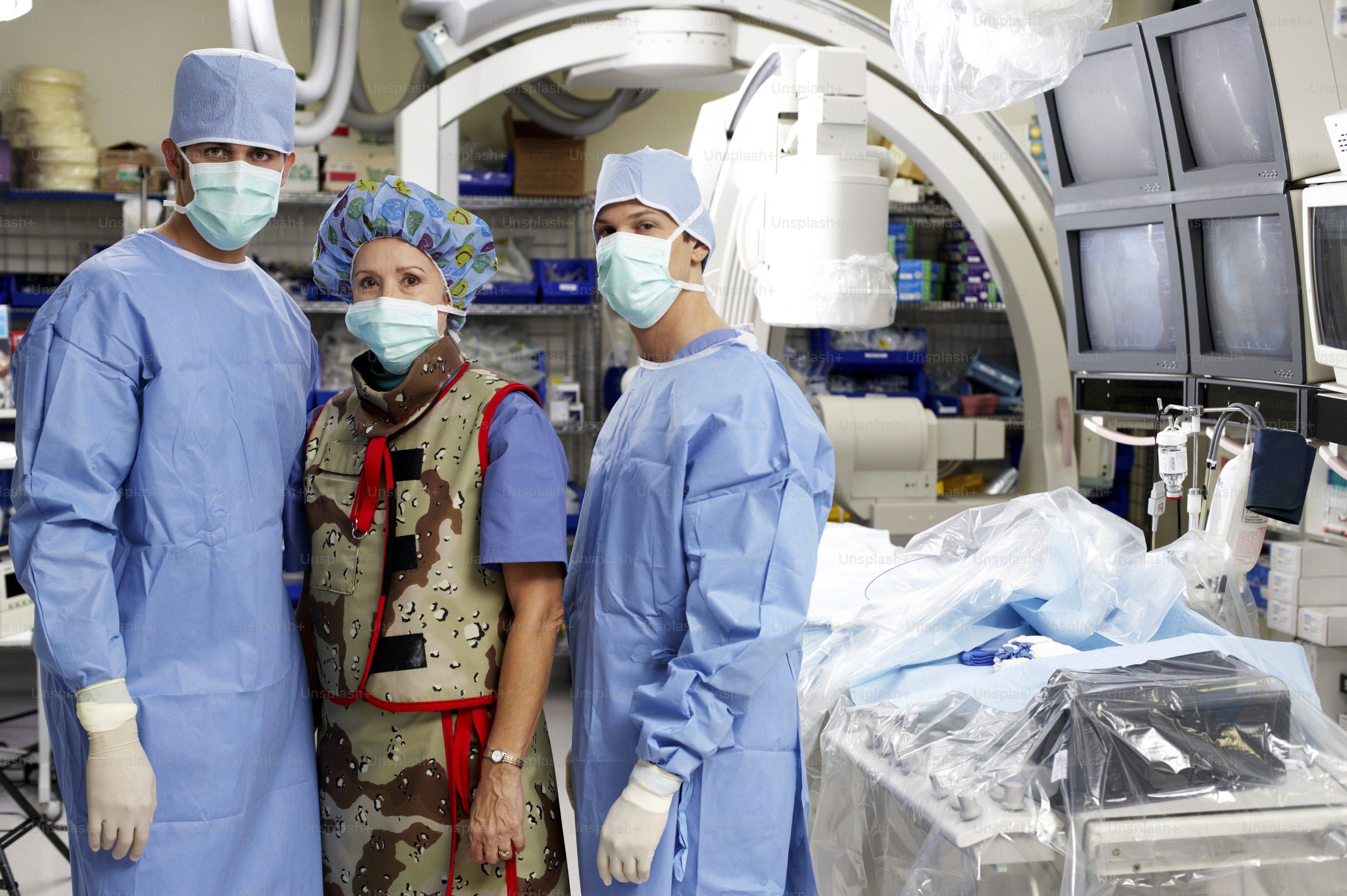 A group of doctors standing in a room photo – Doctor Image on Unsplash
