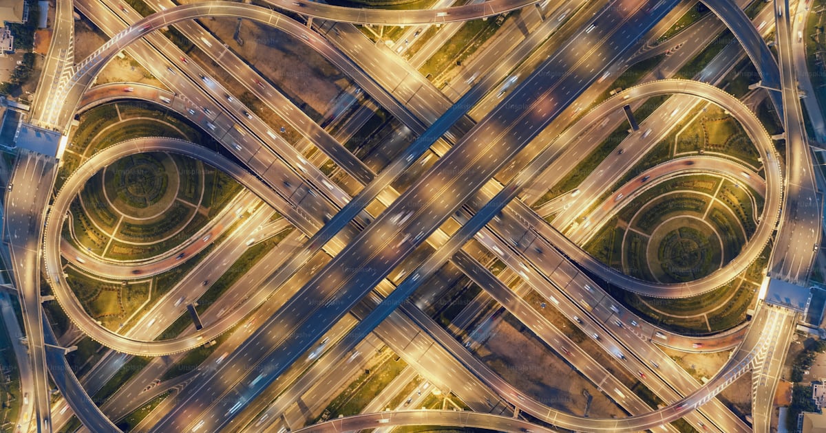 交通や交通の背景のための航空写真高速道路の交差点。の写真 Unsplashの運輸の画像