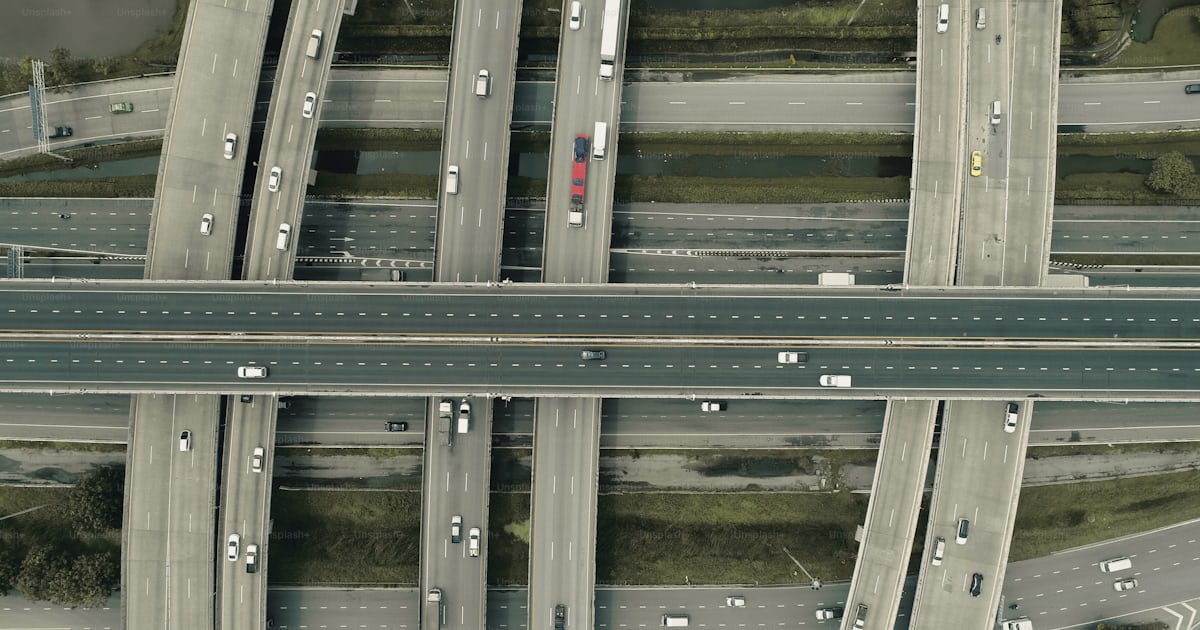 航空写真、高速道路、道路網、交差点の交通。輸入、輸出、または輸送のコンセプトに使用できます。の写真 交差点 Unsplashの写真