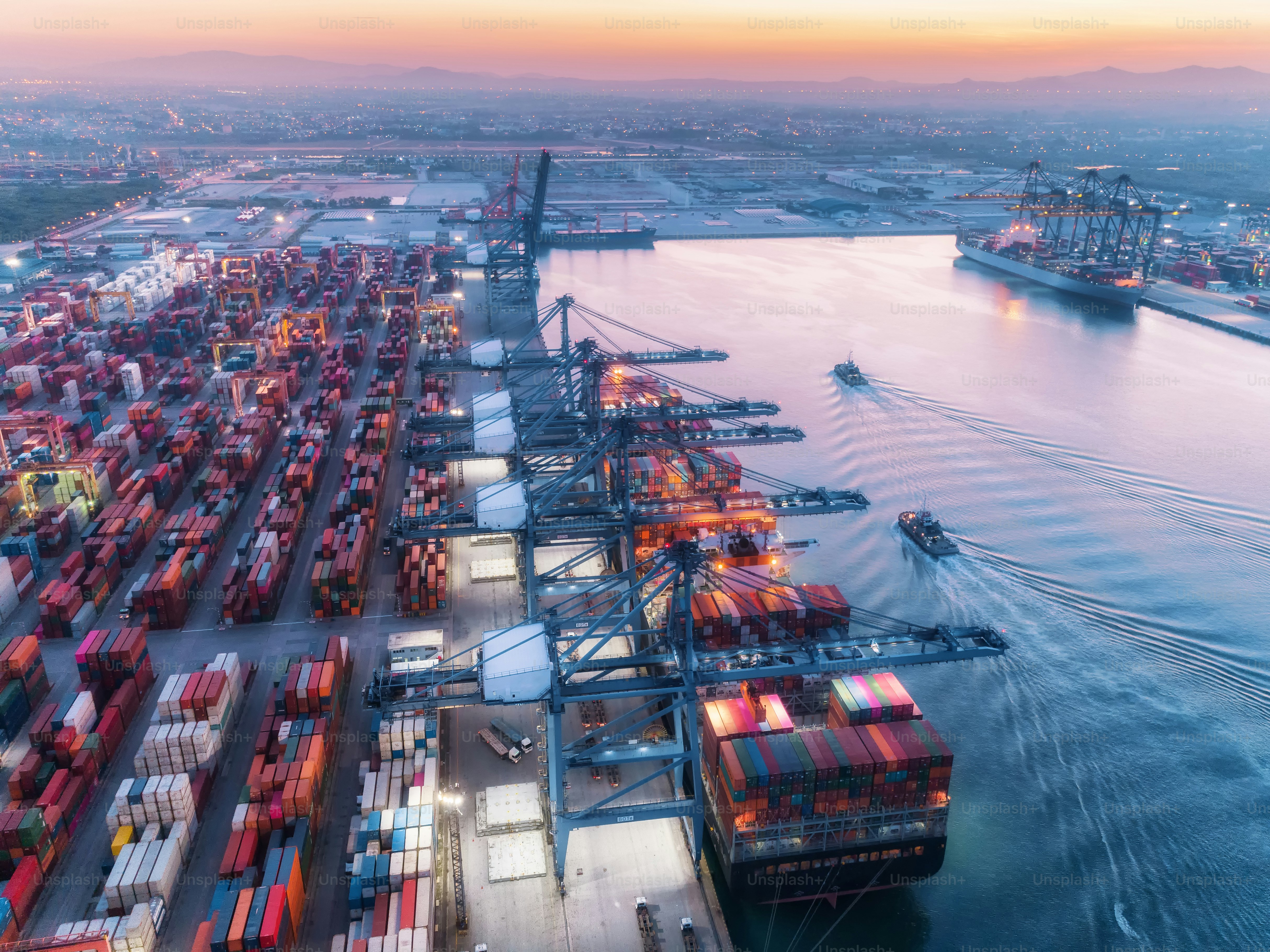 Porte-conteneurs vue aérienne au port maritime et conteneur de ...