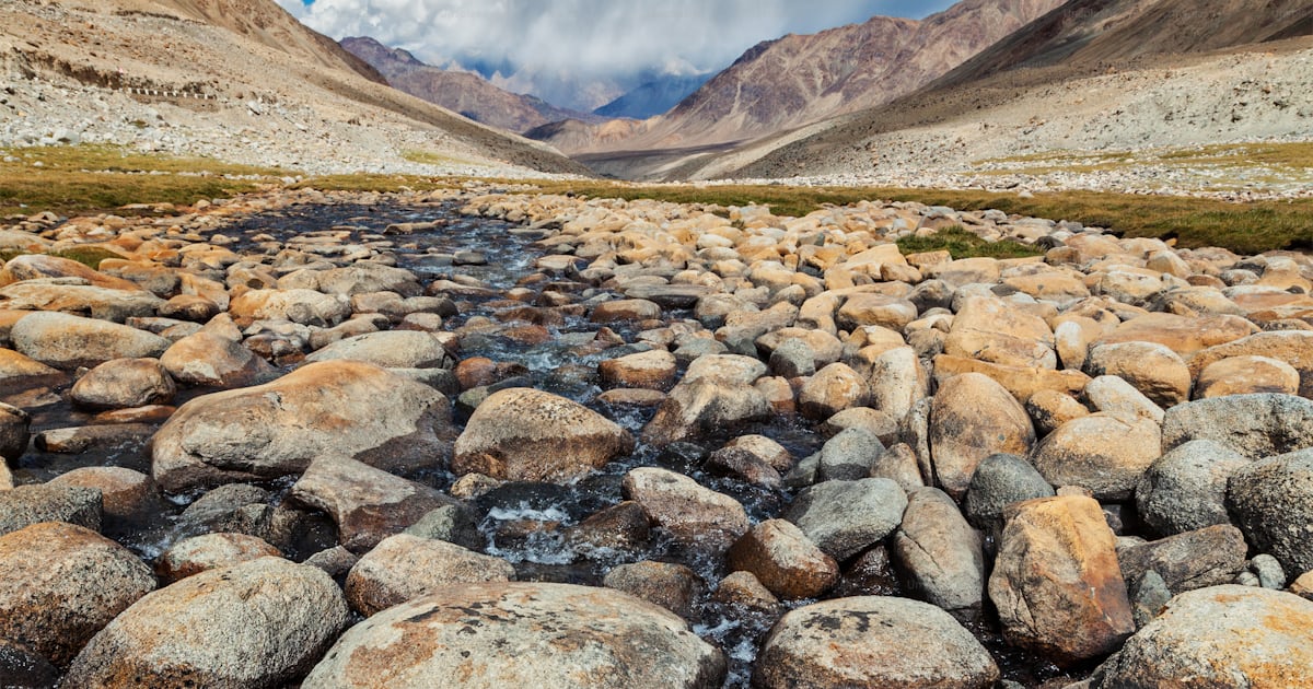 Khardung La Pass 근처의 히말라야에서 돌이있는 계류 라다크 잠무 및 카슈미르 인도 사진 Unsplash의
