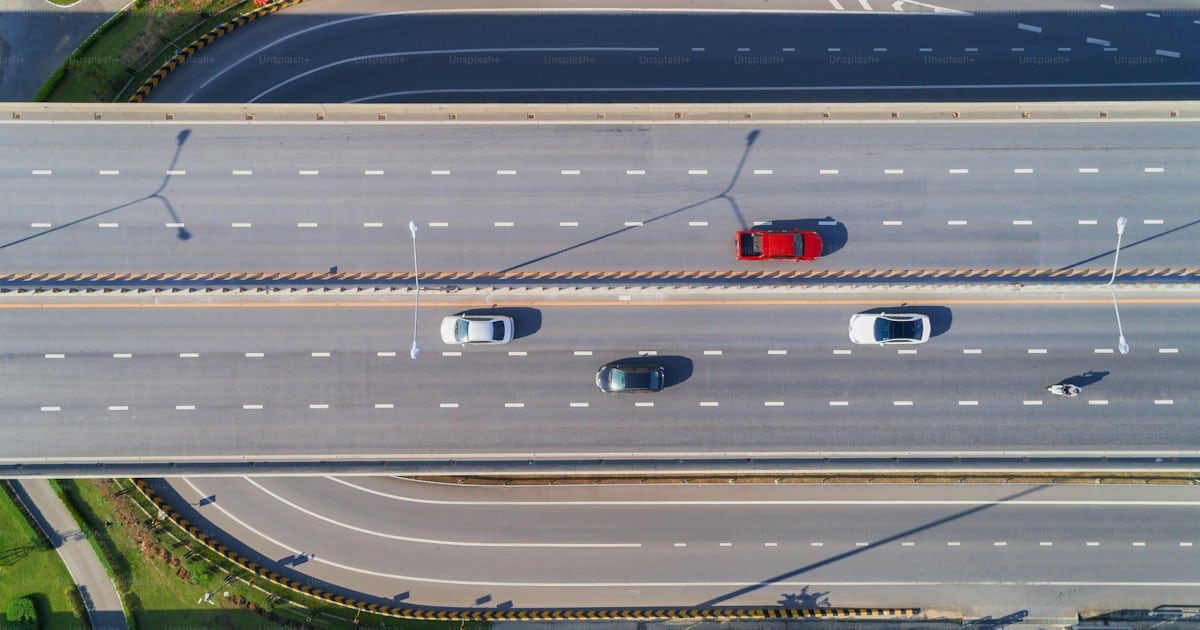 輸送の概念の背景のための高速道路の道路交通上の空撮車。の写真 交通手段 Unsplashの写真