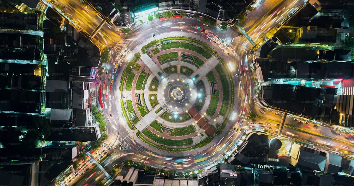 輸送、流通、または交通の背景のための夜の空中写真の美しいパターンの高速道路の道路交差点。の写真 交通手段 Unsplashの写真