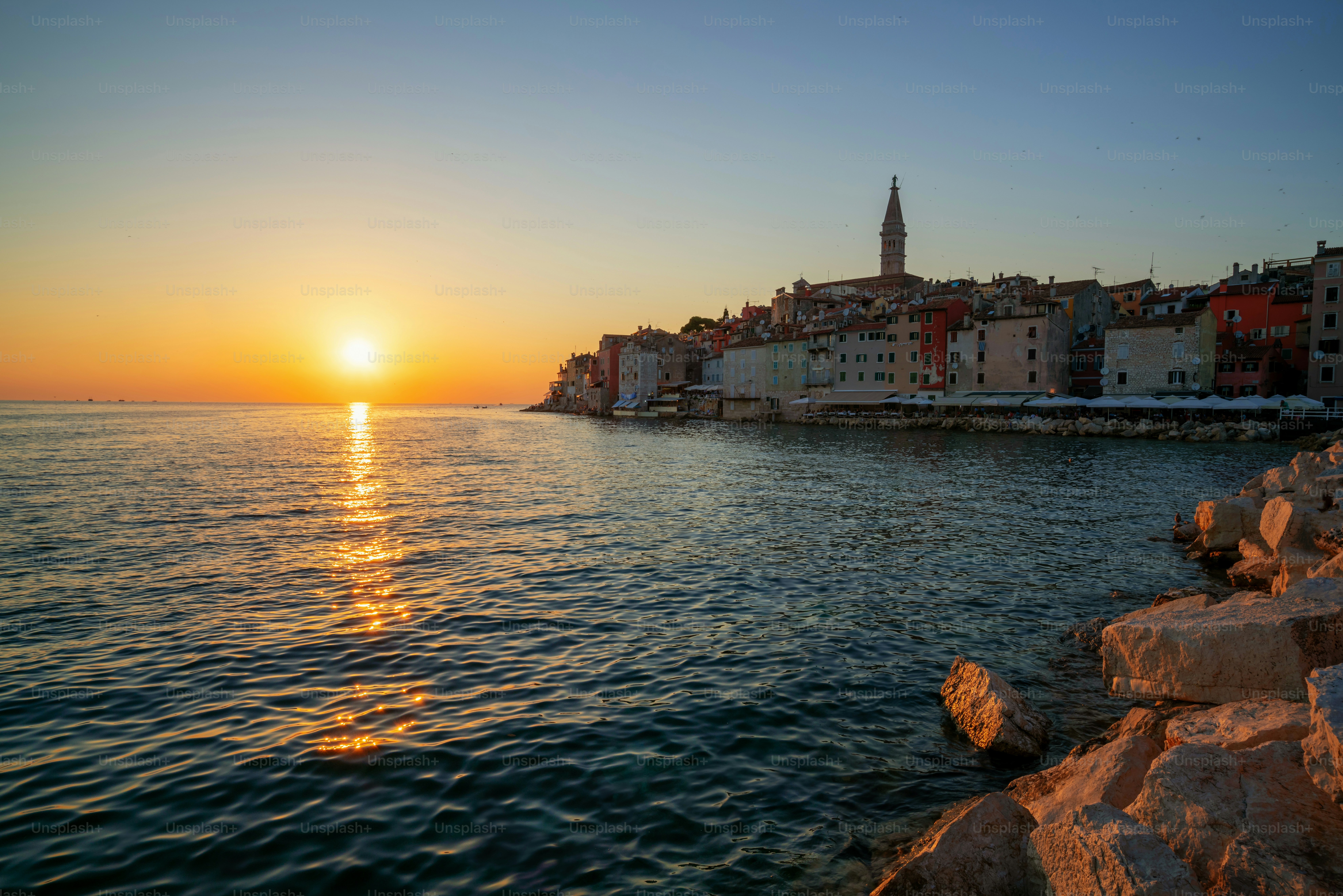 Hermoso y romántico casco antiguo de Rovinj en Croacia. La ciudad ...