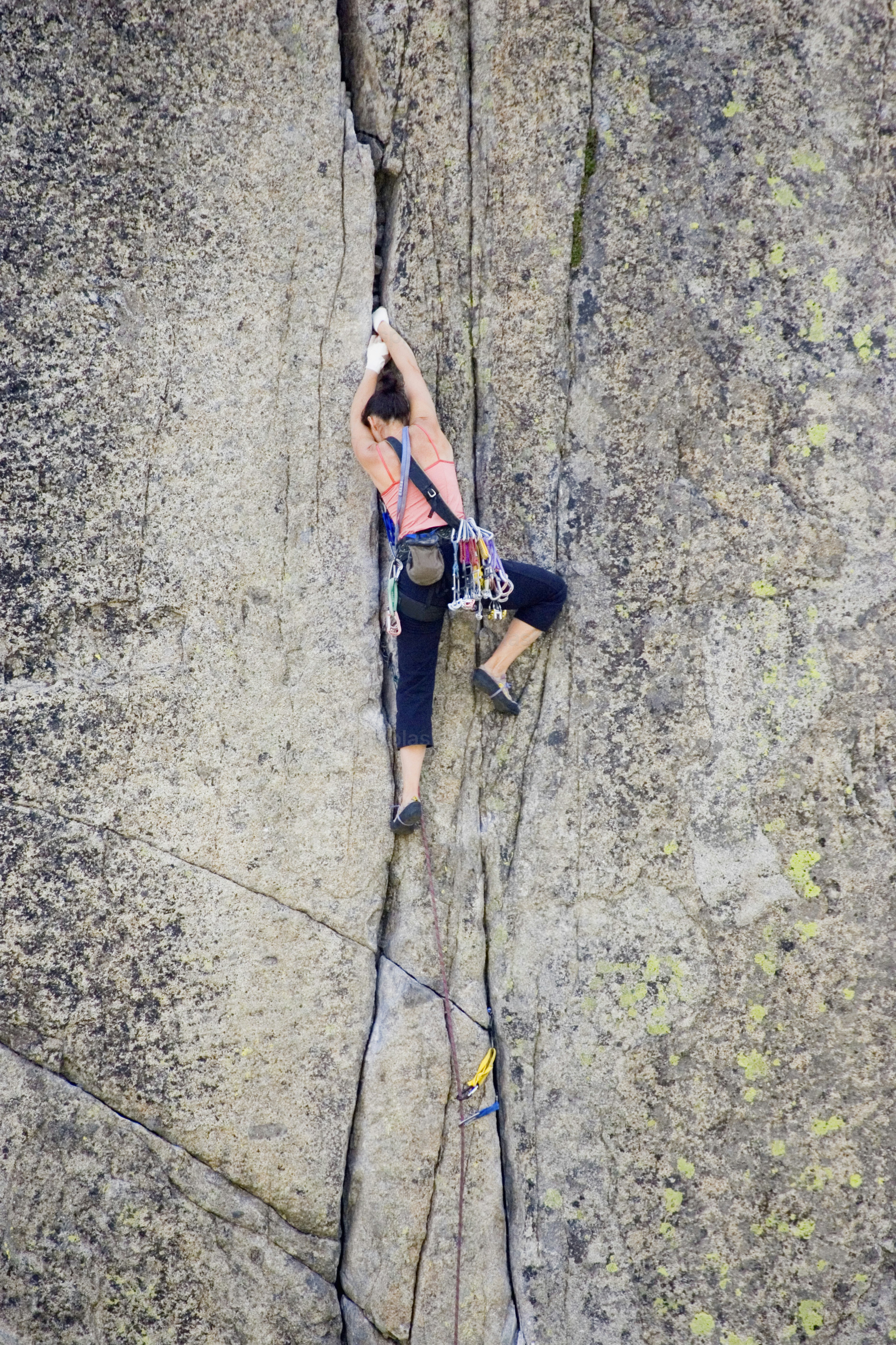 Une femme grimpe sur le flanc d’une montagne photo – Atteindre Photo ...