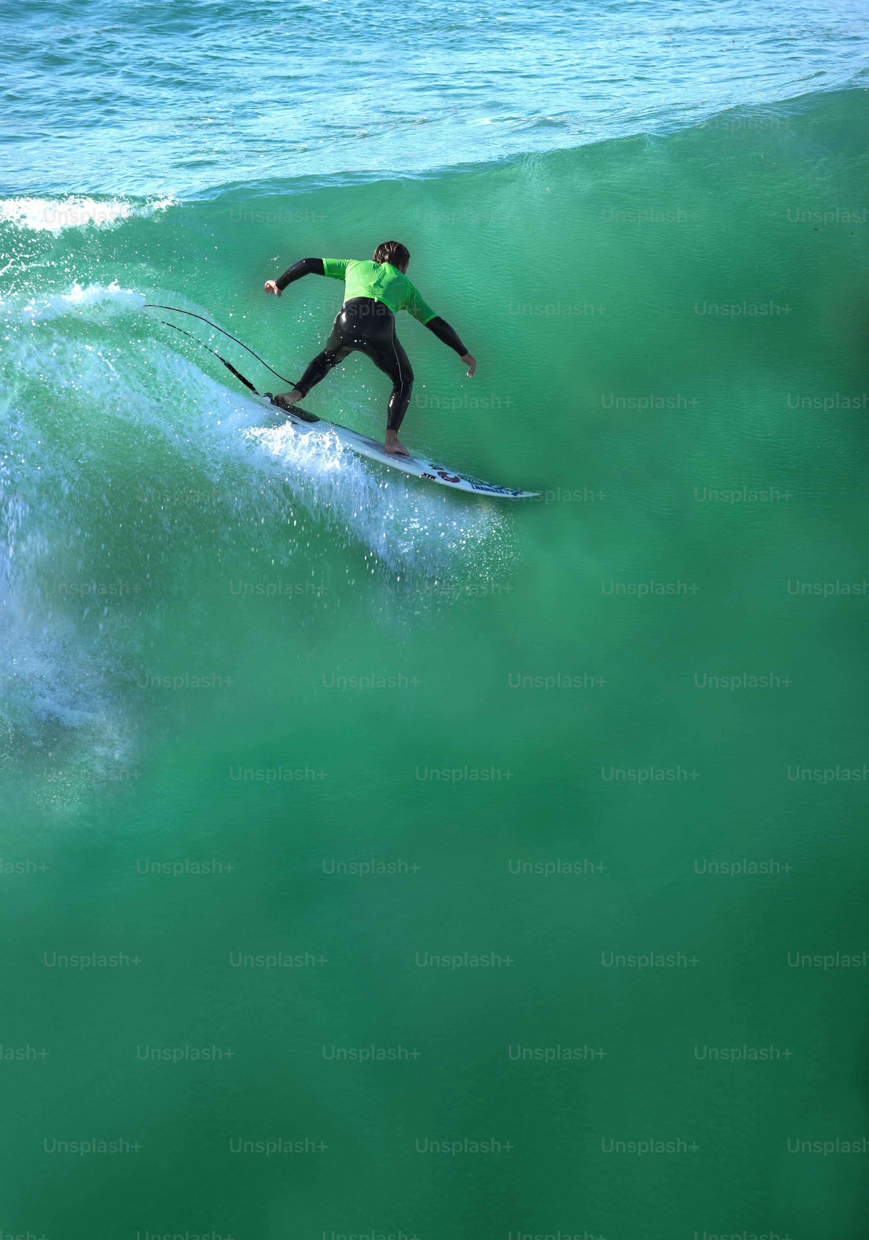 A surfer catching a wave photo – Surf board Image on Unsplash