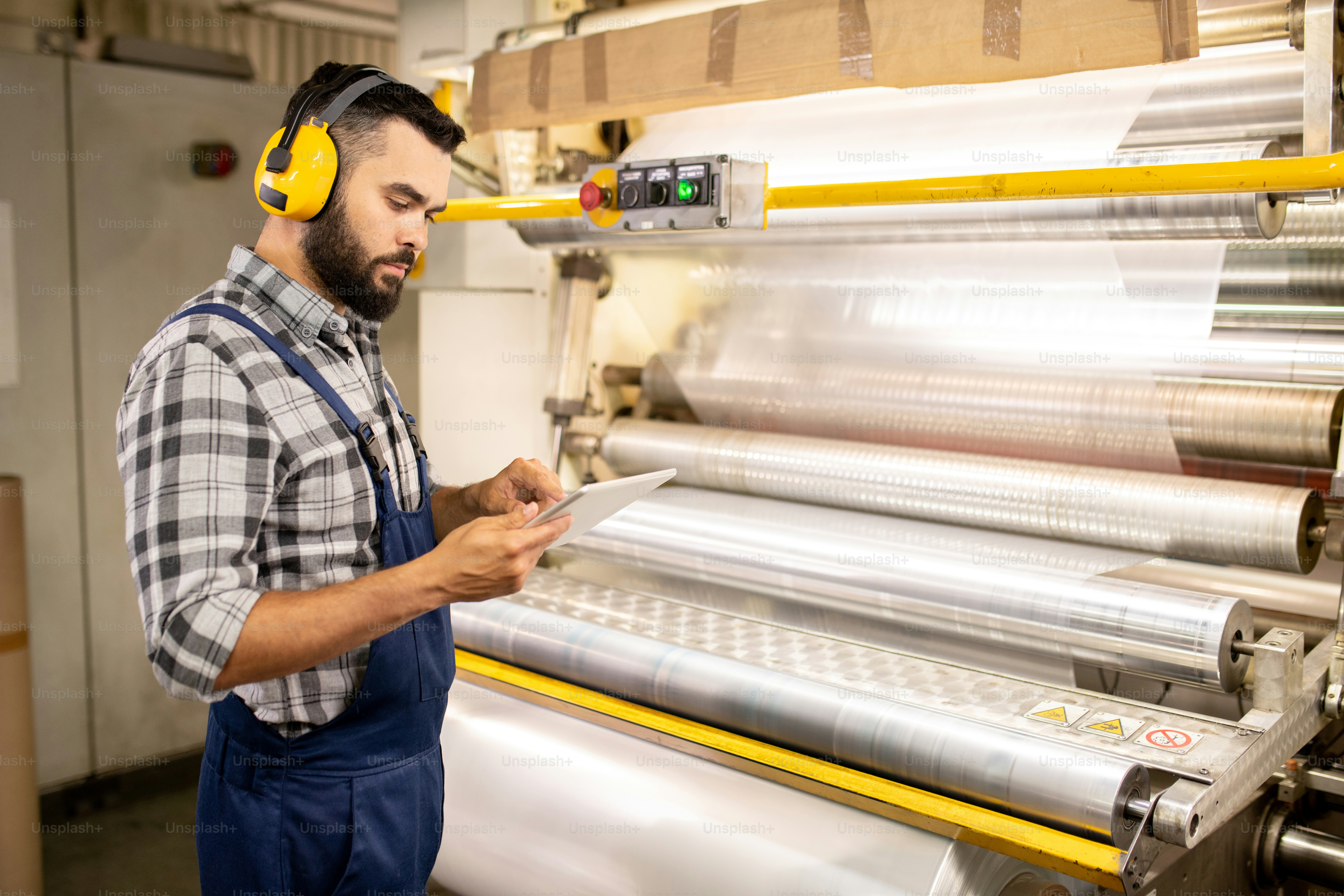 Foto Joven ingeniero de control de calidad serio que usa una tableta ...