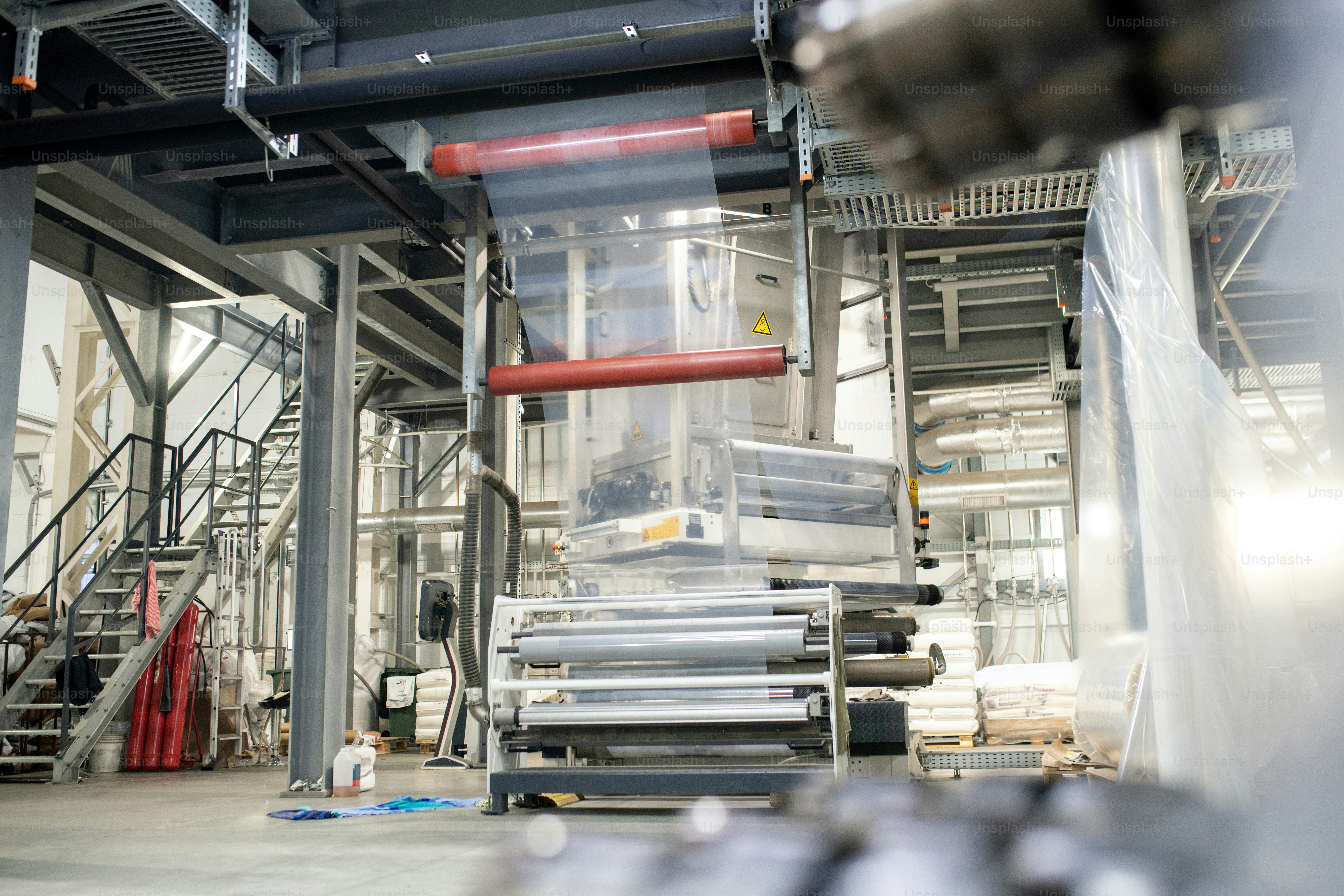 Intérieur d’une grande usine ou d’un entrepôt avec des constructions ...