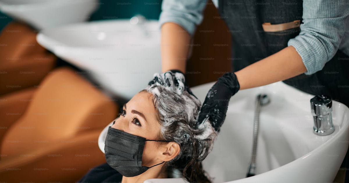 Foto Mujer Joven Lavándose El Pelo En El Salón Durante La Pandemia De