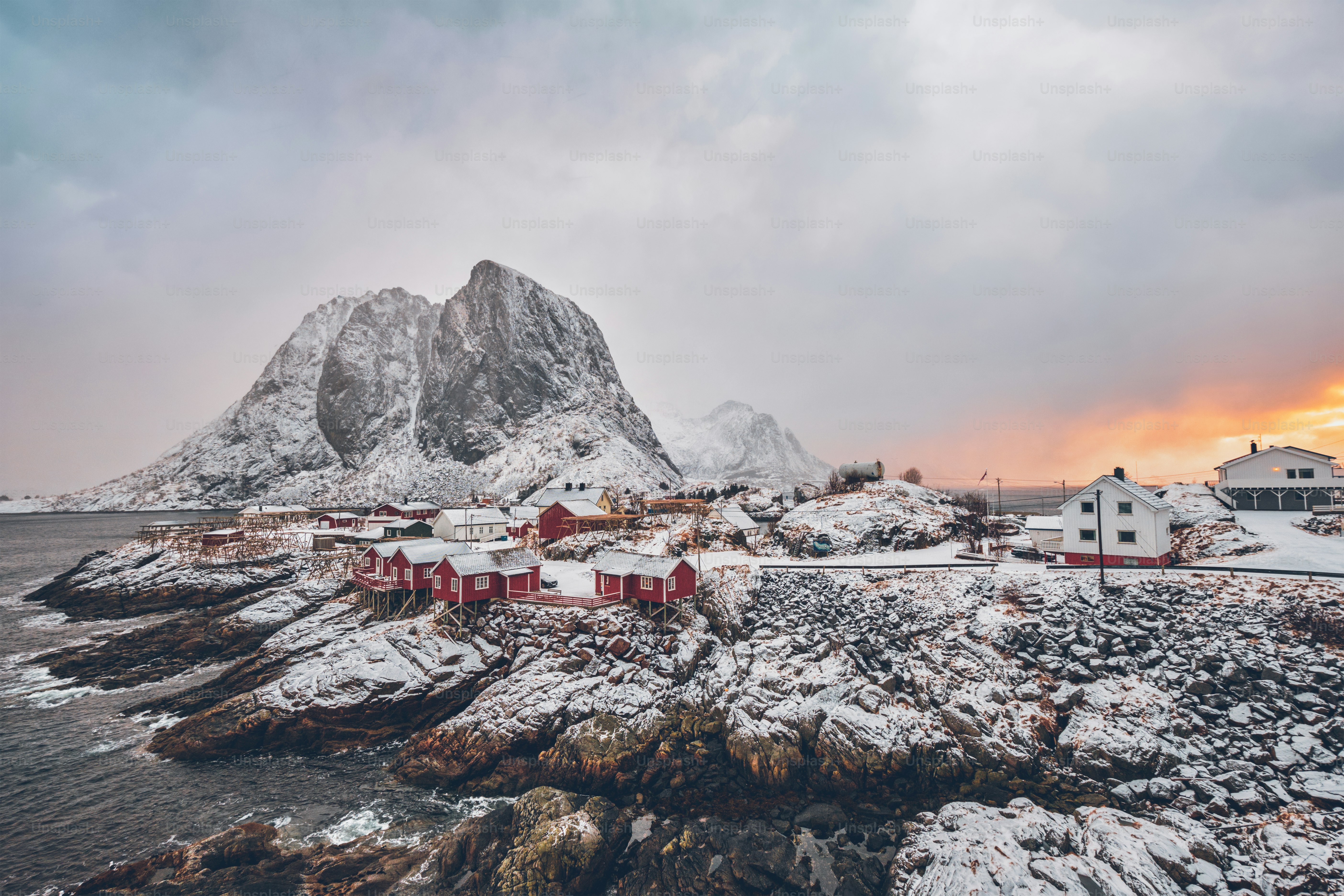 Famous tourist attraction Hamnoy fishing village on Lofoten Islands ...