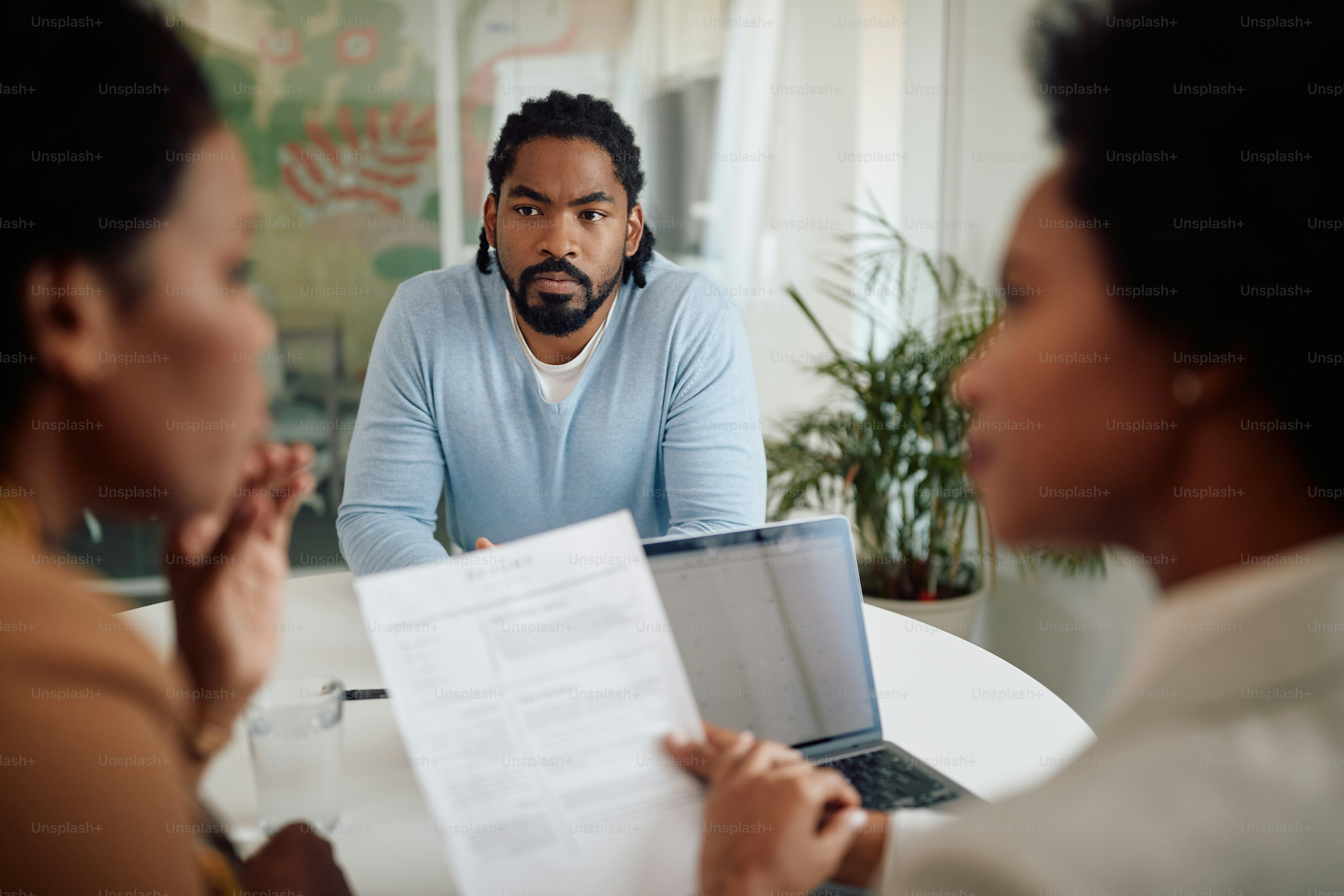 Un jeune candidat noir attend pendant que l’équipe des ressources ...