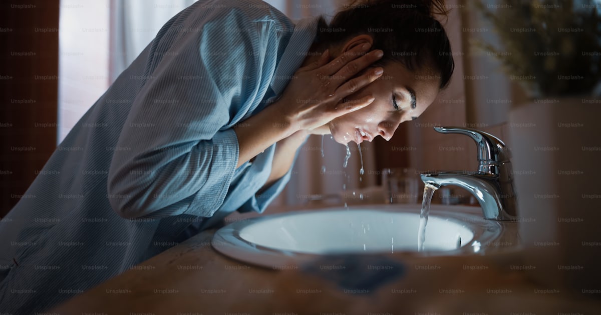 Foto Mujer Joven Lavándose La Cara En El Baño Por La Noche Adentro