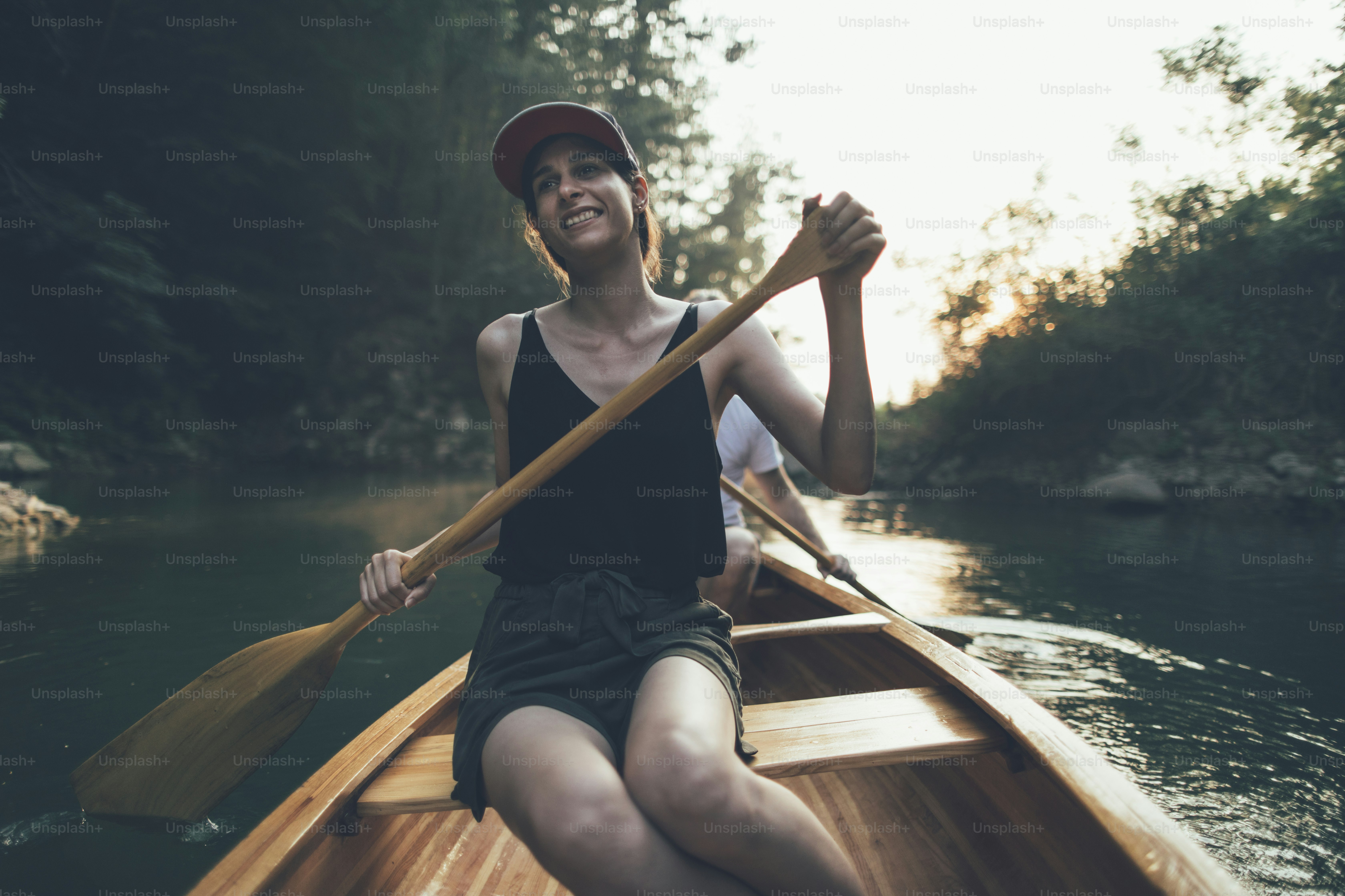 Foto Mujer remando en canoa en un lago del bosque, espacio de copia ...