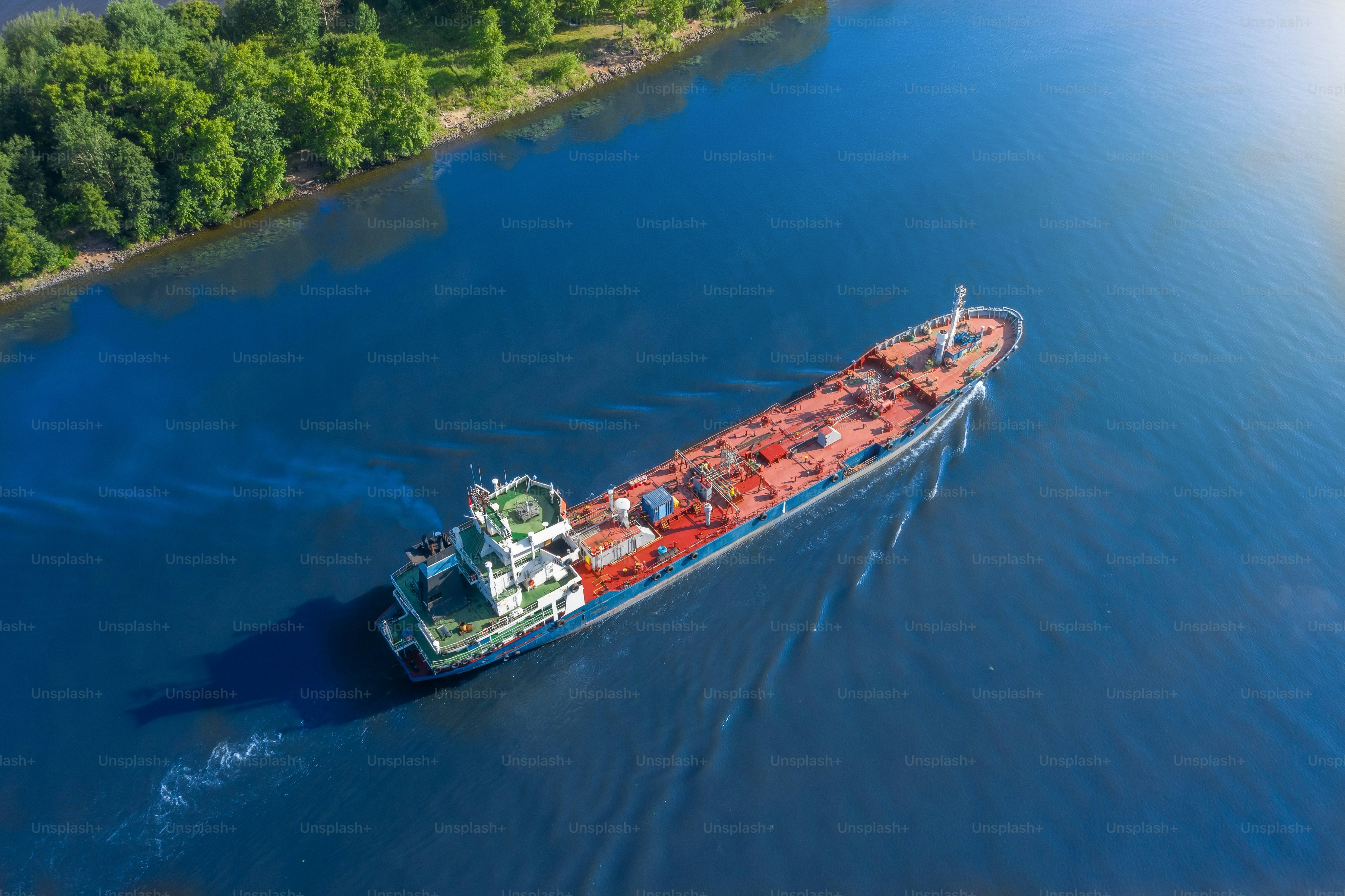 Navio-tanque de vista aérea com carga líquida a granel está navegando ...
