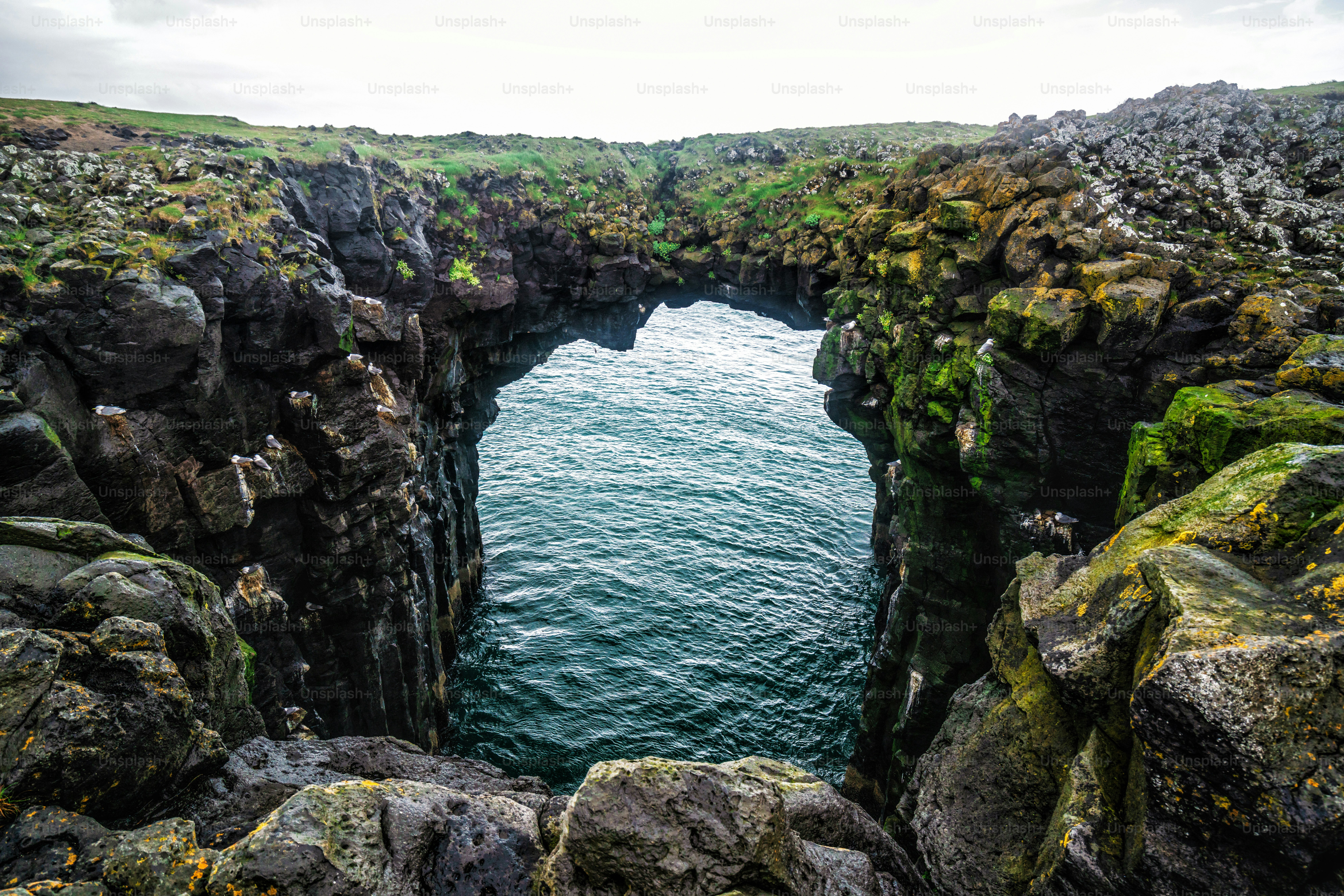 Foto Paisaje de puente de roca en Arnarstapi, Islandia. Arnarstapi fue ...