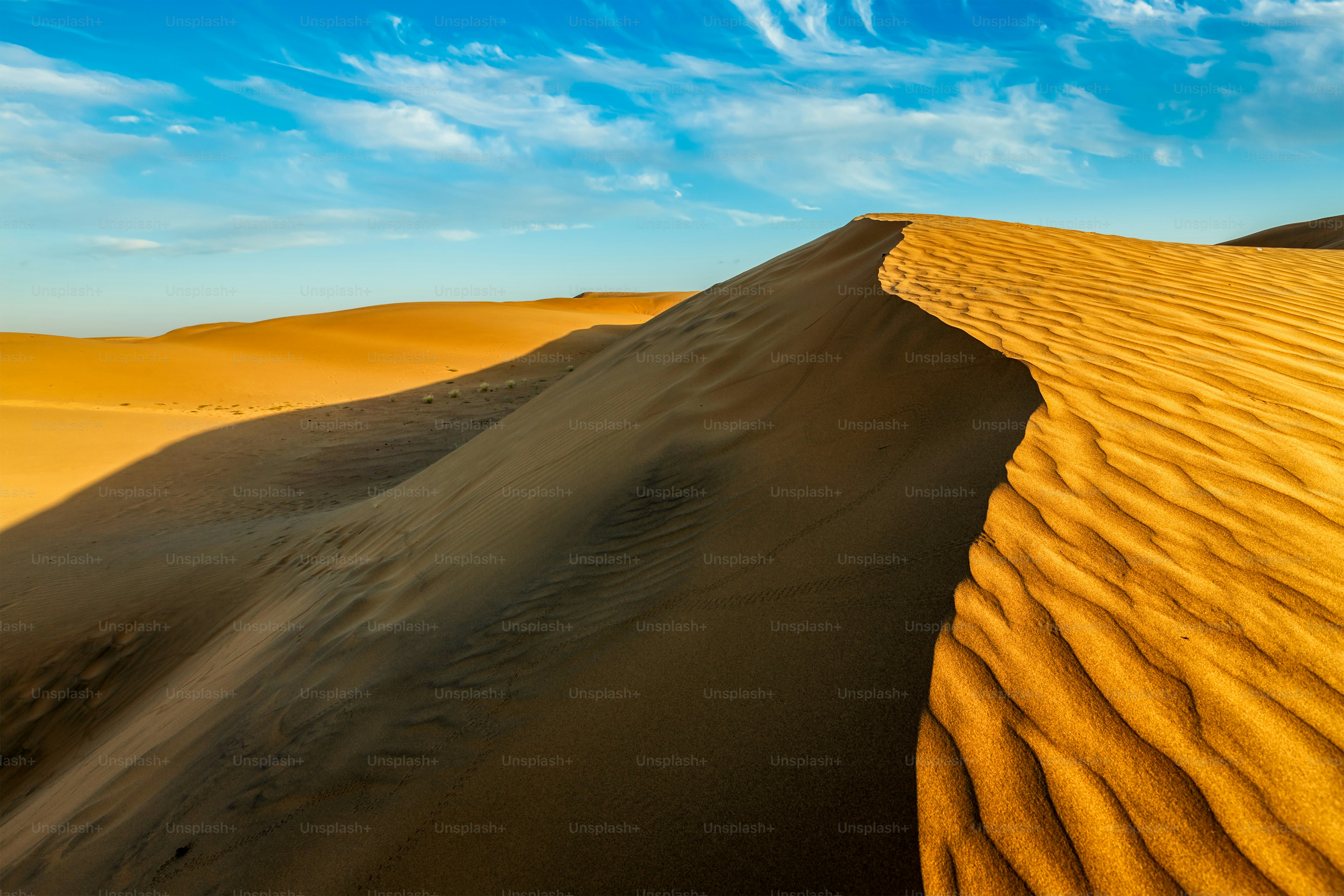 Foto Sam Dunas de arena del desierto de Thar bajo un hermoso cielo ...