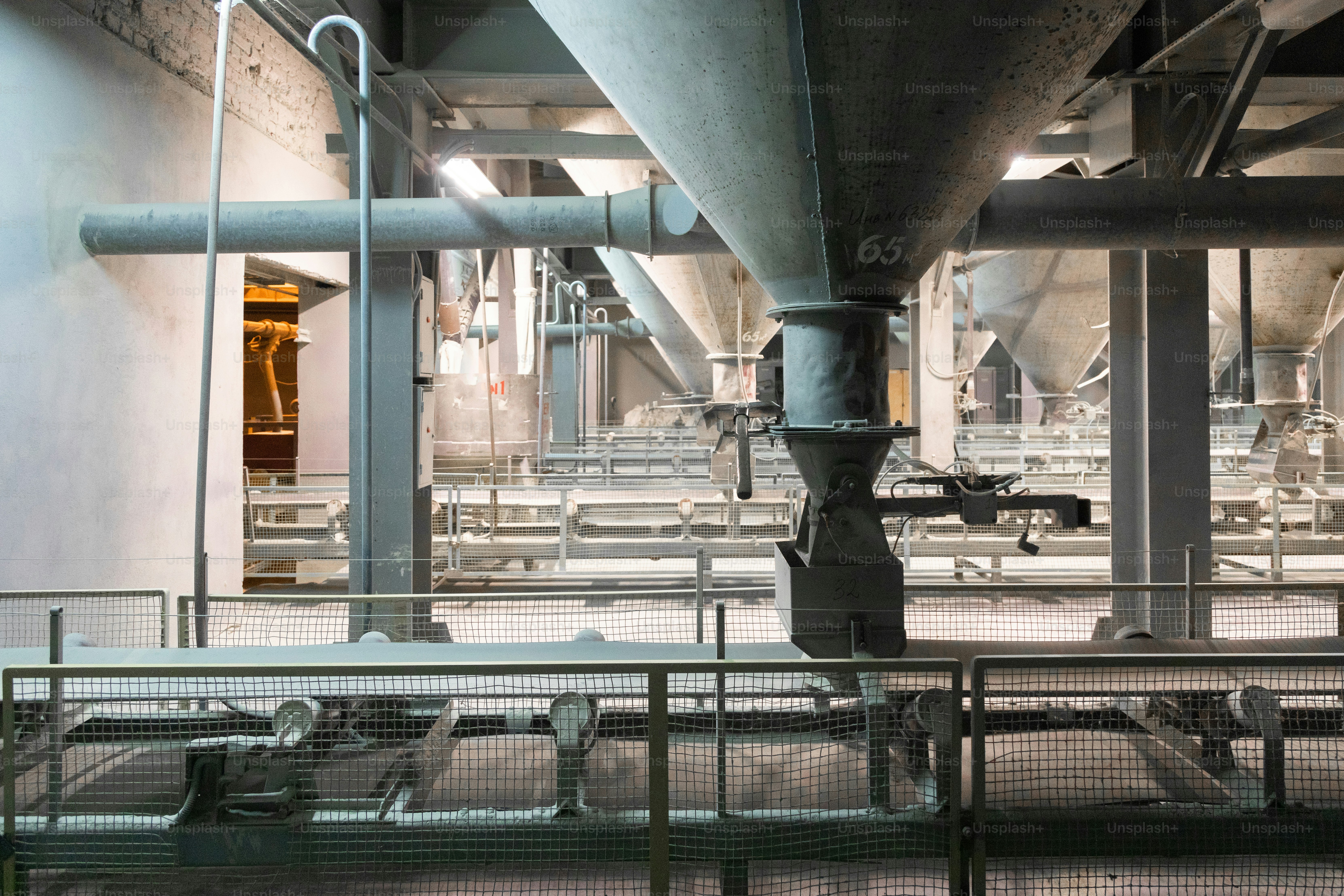 Machines de cimenterie. installation industrielle avec silos et ...
