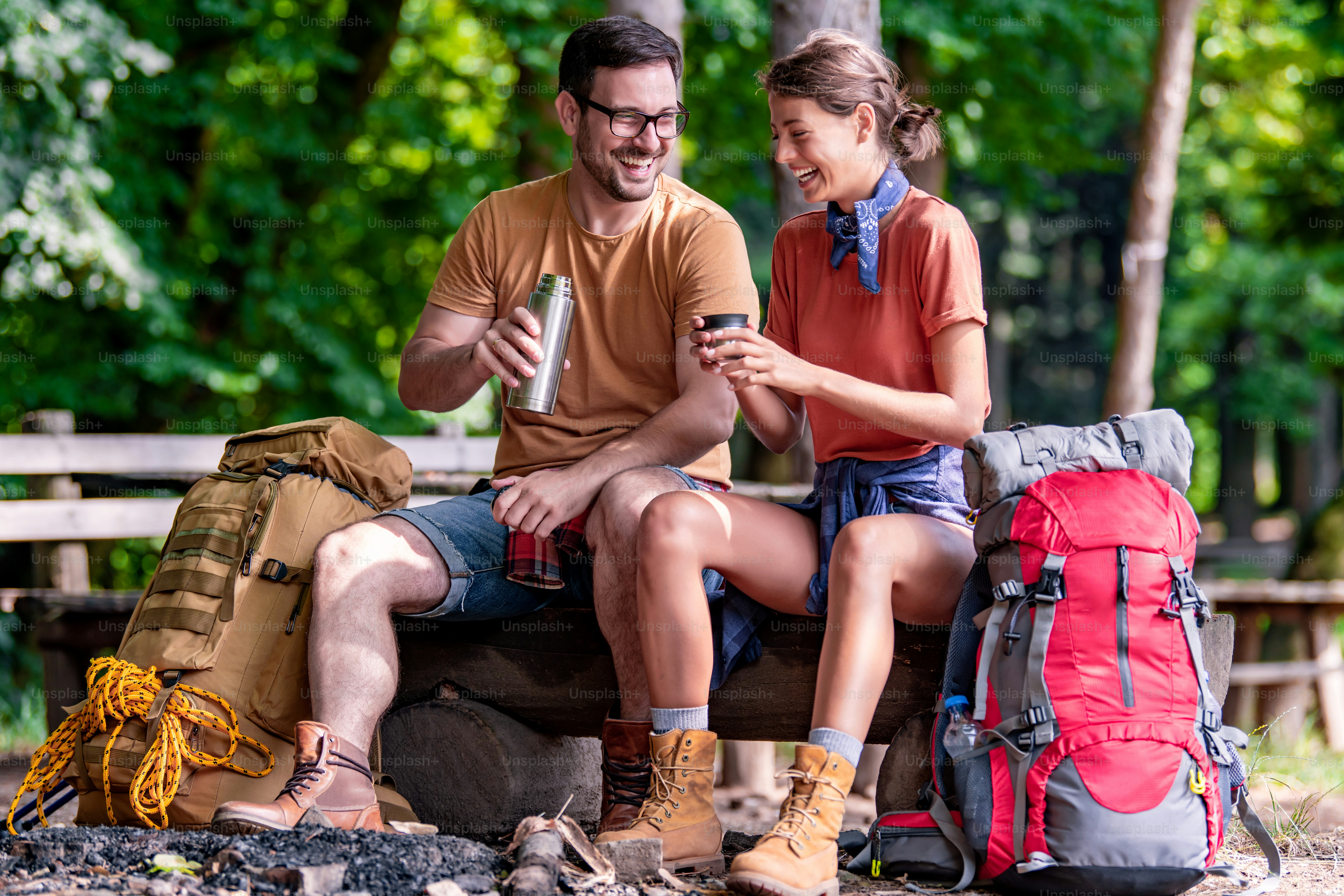 Pareja joven acampando juntos en el bosque. Deporte, naturaleza, amor y ...