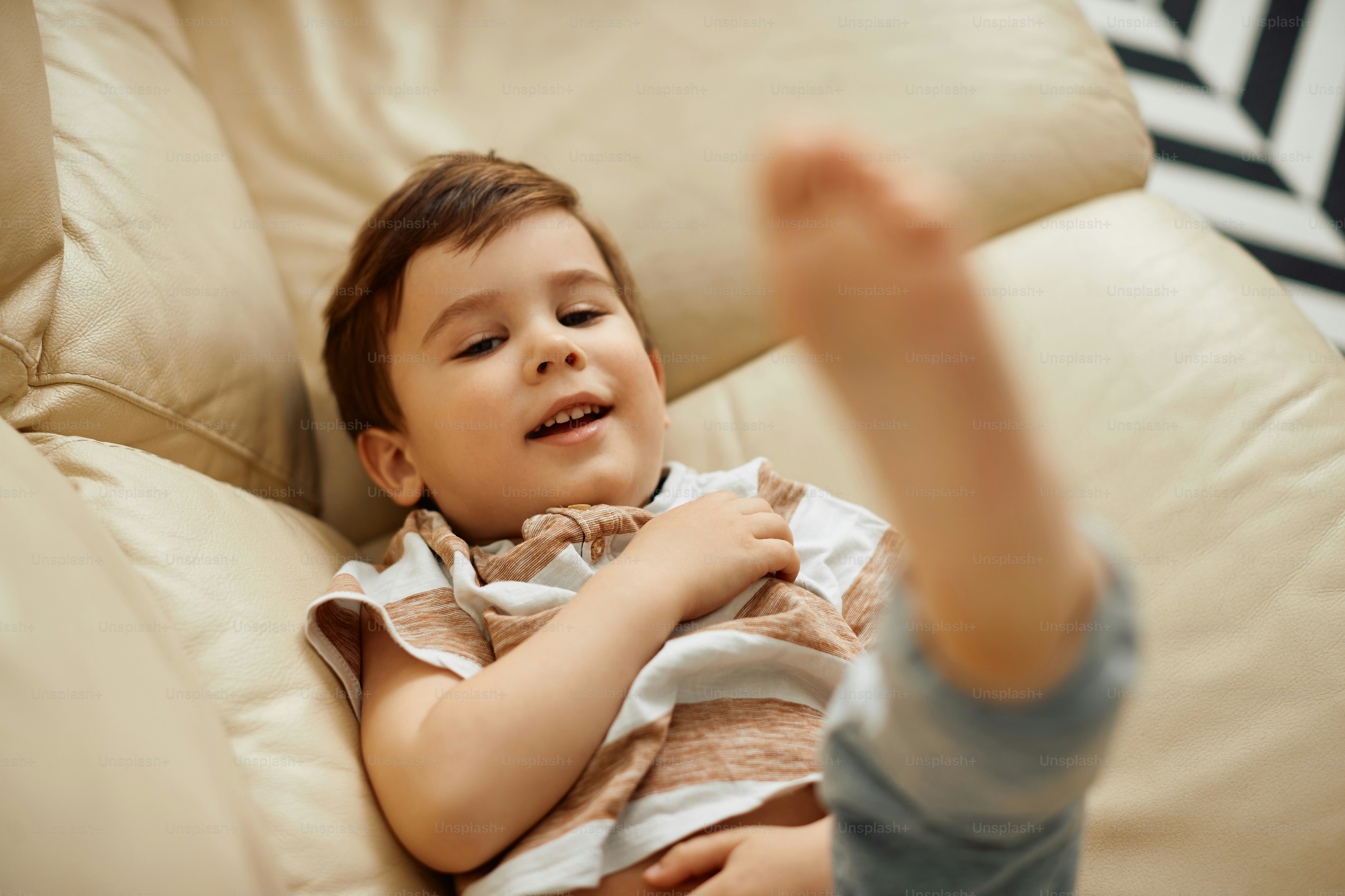 Foto Vista de ángulo alto de un niño lindo acostado en el sofá y ...