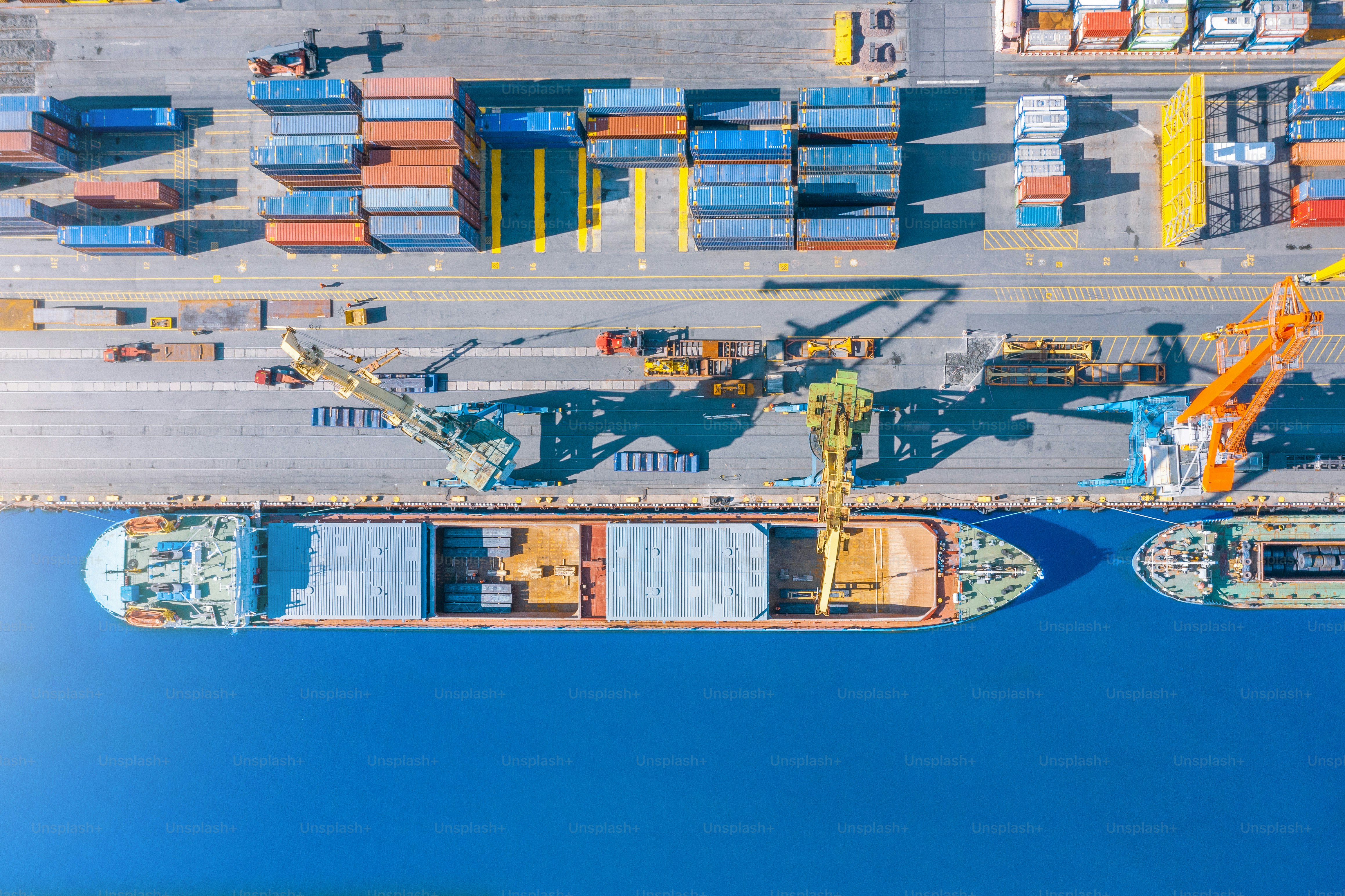 Foto Vista aérea superior enorme navio de carga ancorado no cais do ...