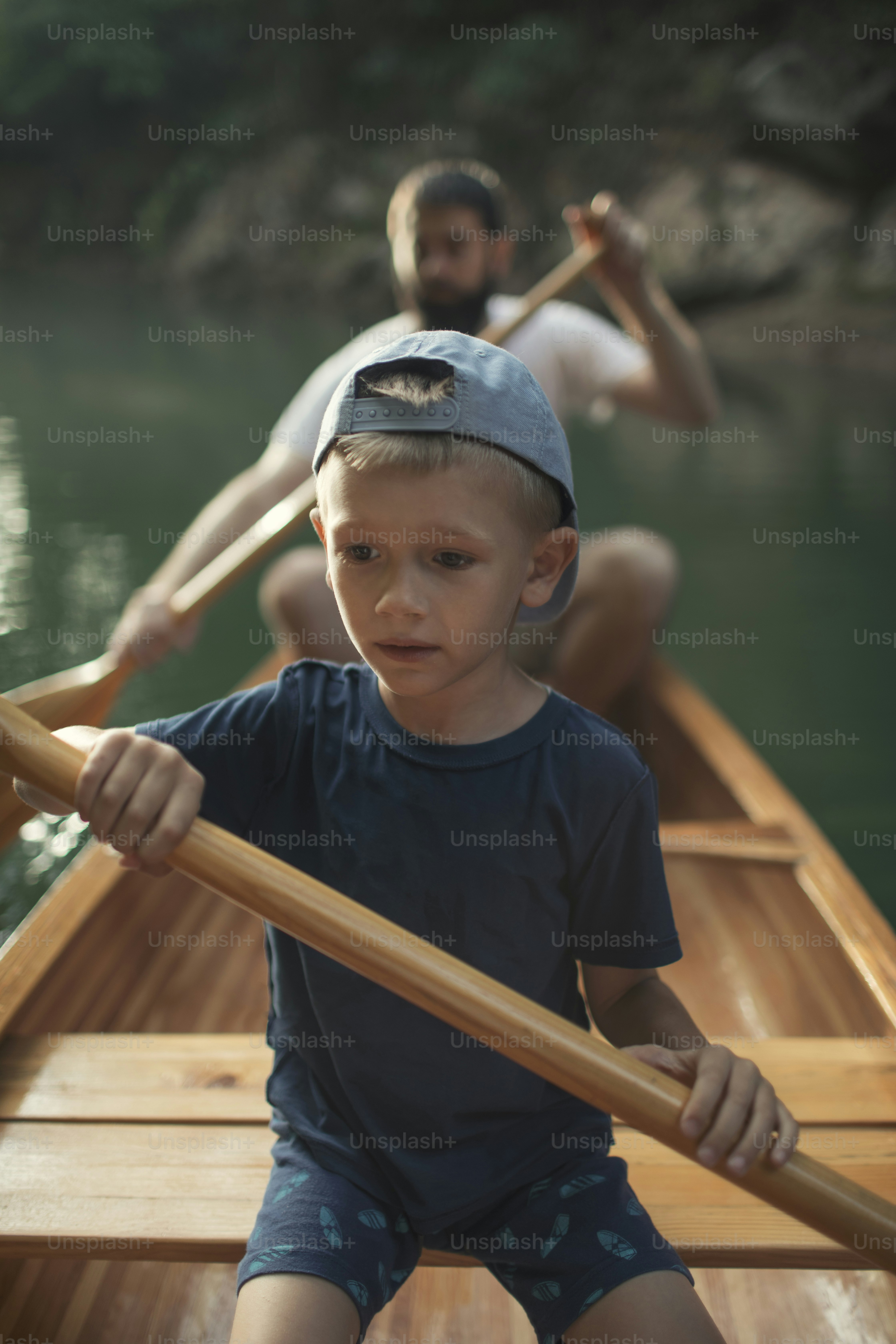 Niño aprendiendo a remar en canoa con su padre en un hermoso día soleado. foto – Imagen de Agua ...