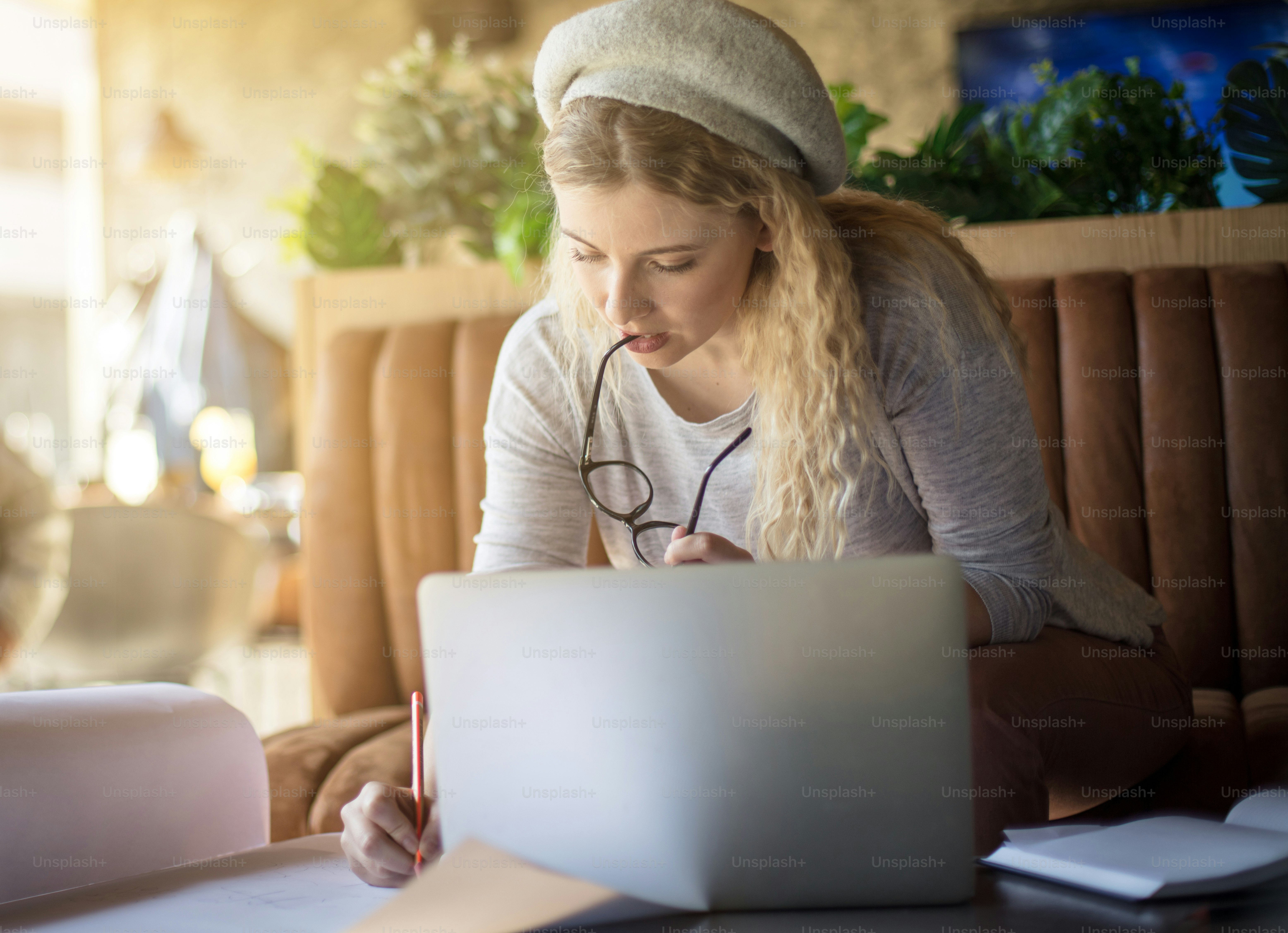 Young student girl working at cafe. photo – Woman Image on Unsplash