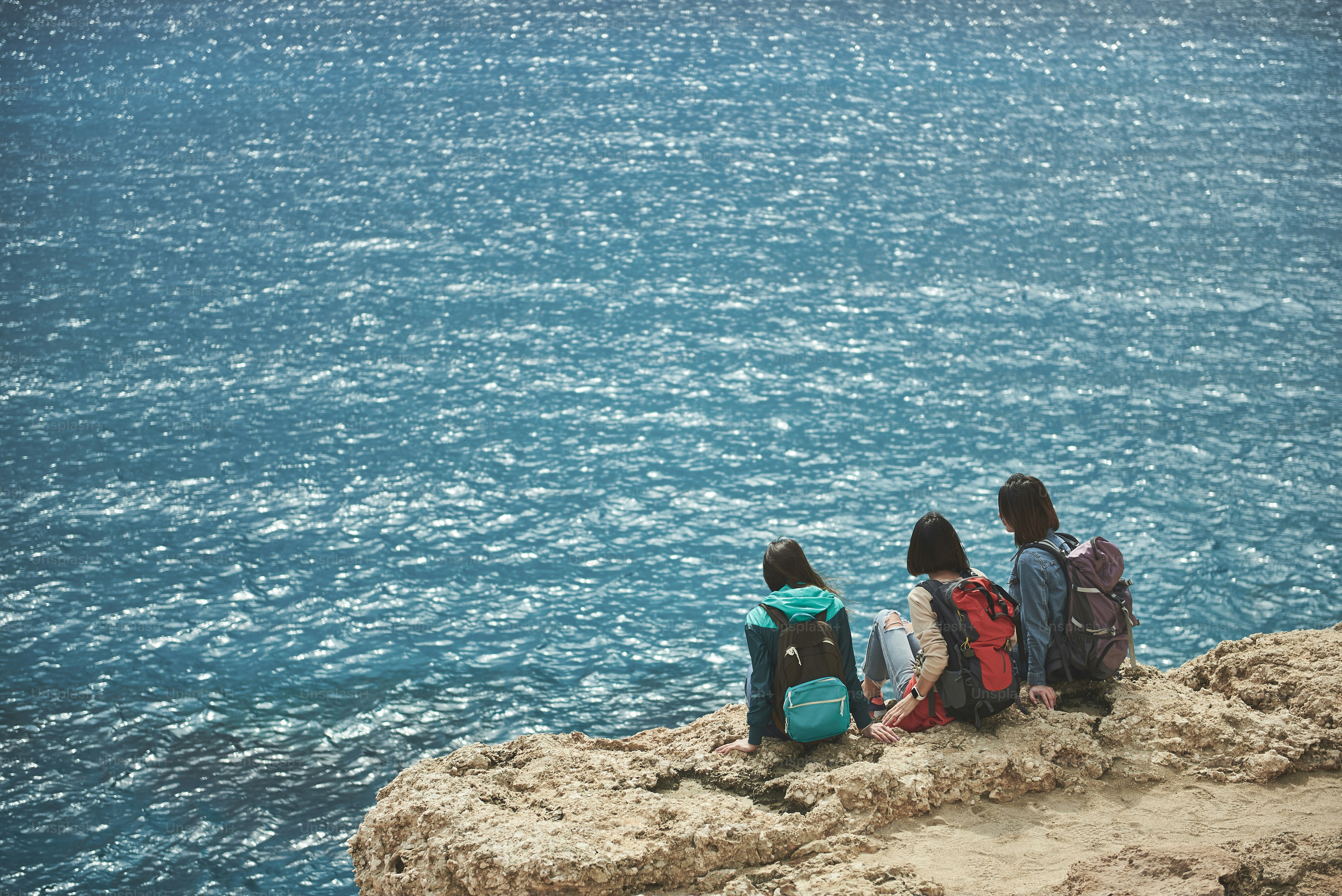 Paz y relajación. Mujeres jóvenes serenas están sentadas en una montaña ...
