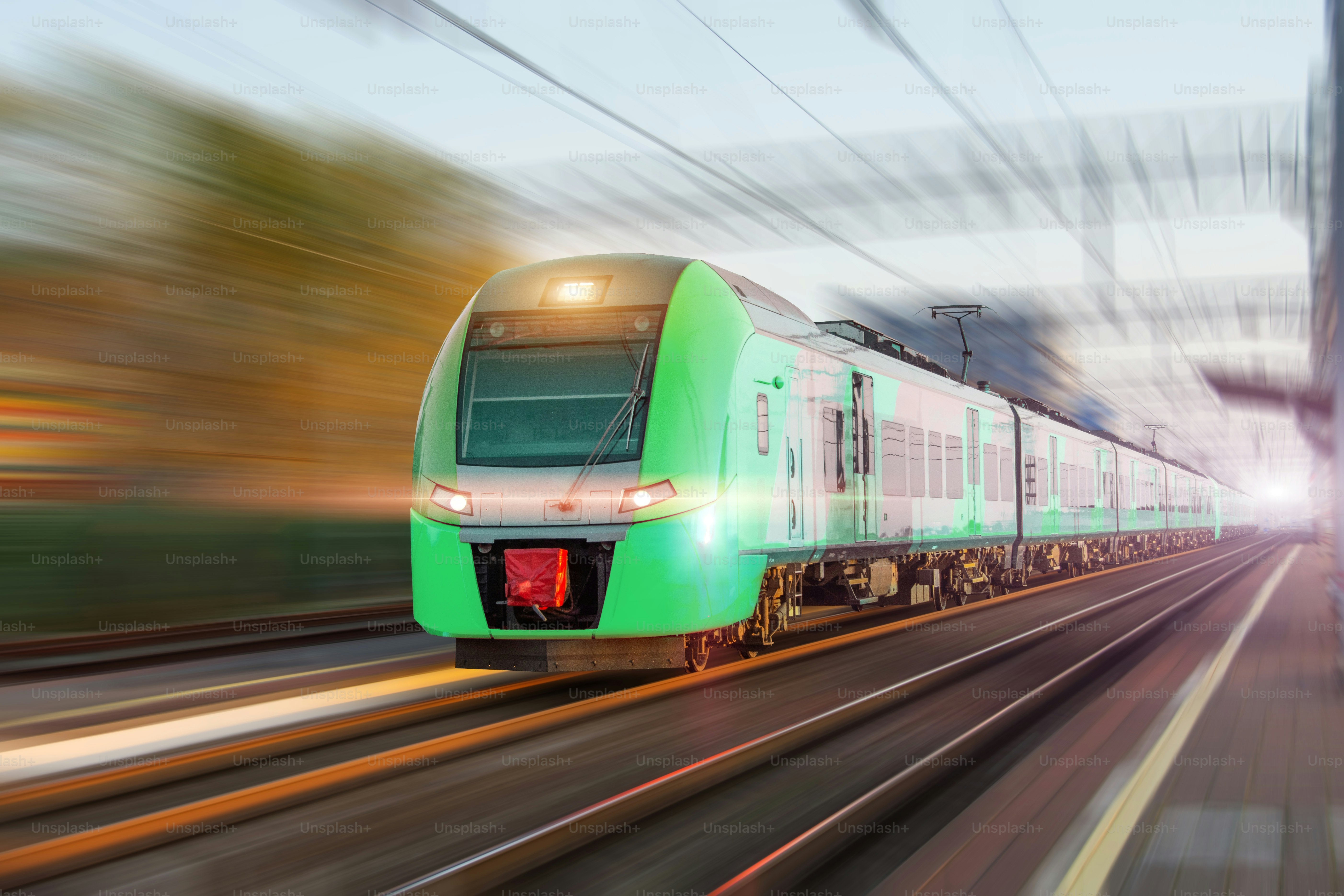 Un train électrique à grande vitesse s’est précipité d’un pas rapide à ...